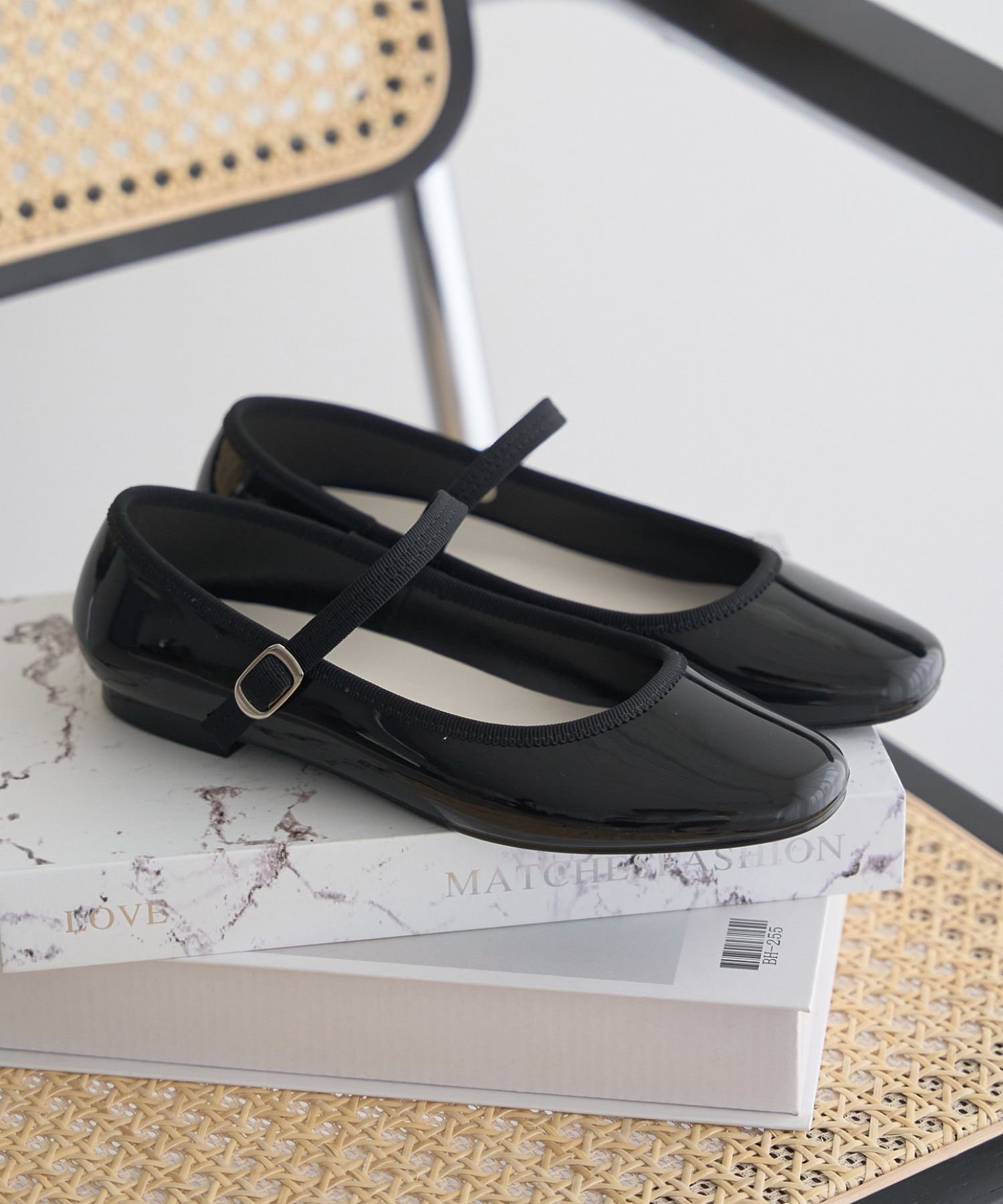 YECCA VECCA（イェッカヴェッカ）【TEMPERATE】MARTAストラップシューズストラップがアクセントに、雨の日もお洒落な足元へ足元を美しく見せるストラップデザインが印象的なメリージェーンシューズ。無駄のないミニマルなフォルムに...