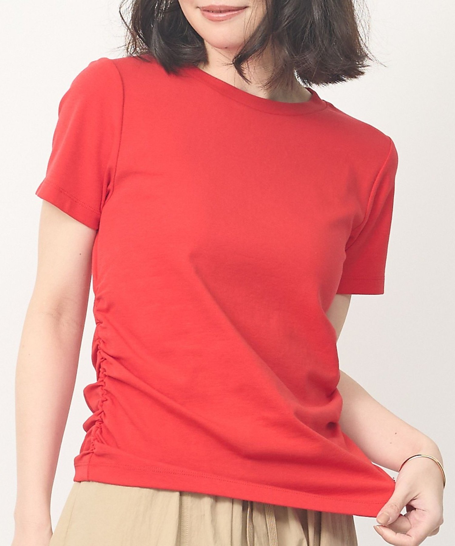 abahouse mavie（アバハウス マヴィ）【ウエスト細見え】サイドギャザーTシャツシンプルながら、サイドに施されたギャザーデザインが目を惹く半袖Tシャツ。ボディーラインに程よいニュアンスをプラスし、一枚でスタイリングが決まる優秀アイ...