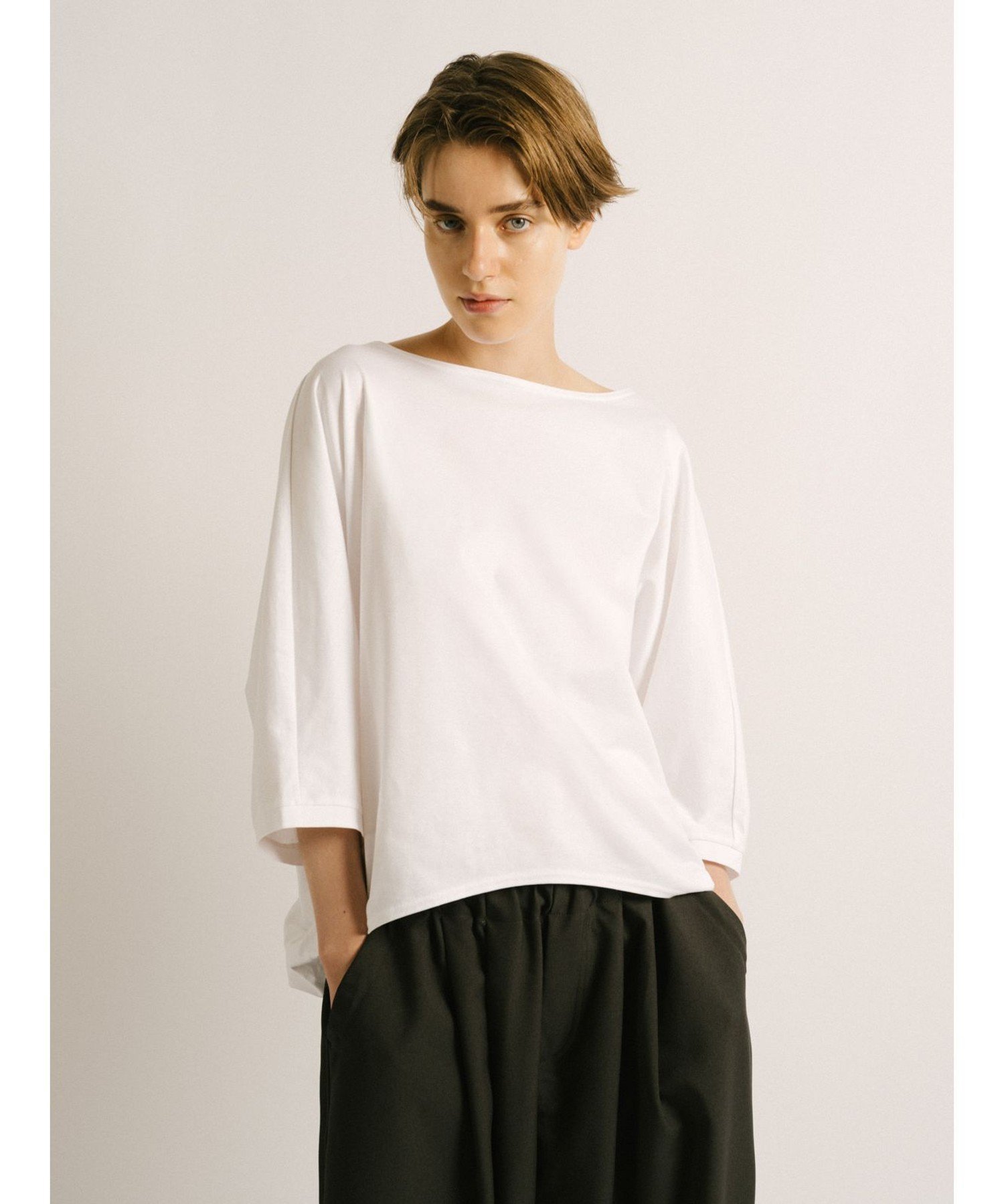 MARcourt（マーコート）mizuiro ind ボートネックコクーンプルオーバー後ろ裾をつまむことで生まれるバルーンシルエットが印象的なmizuiro indのプルオーバー。正面からはボートネックのすっきりとした表情を見せながら、振り...