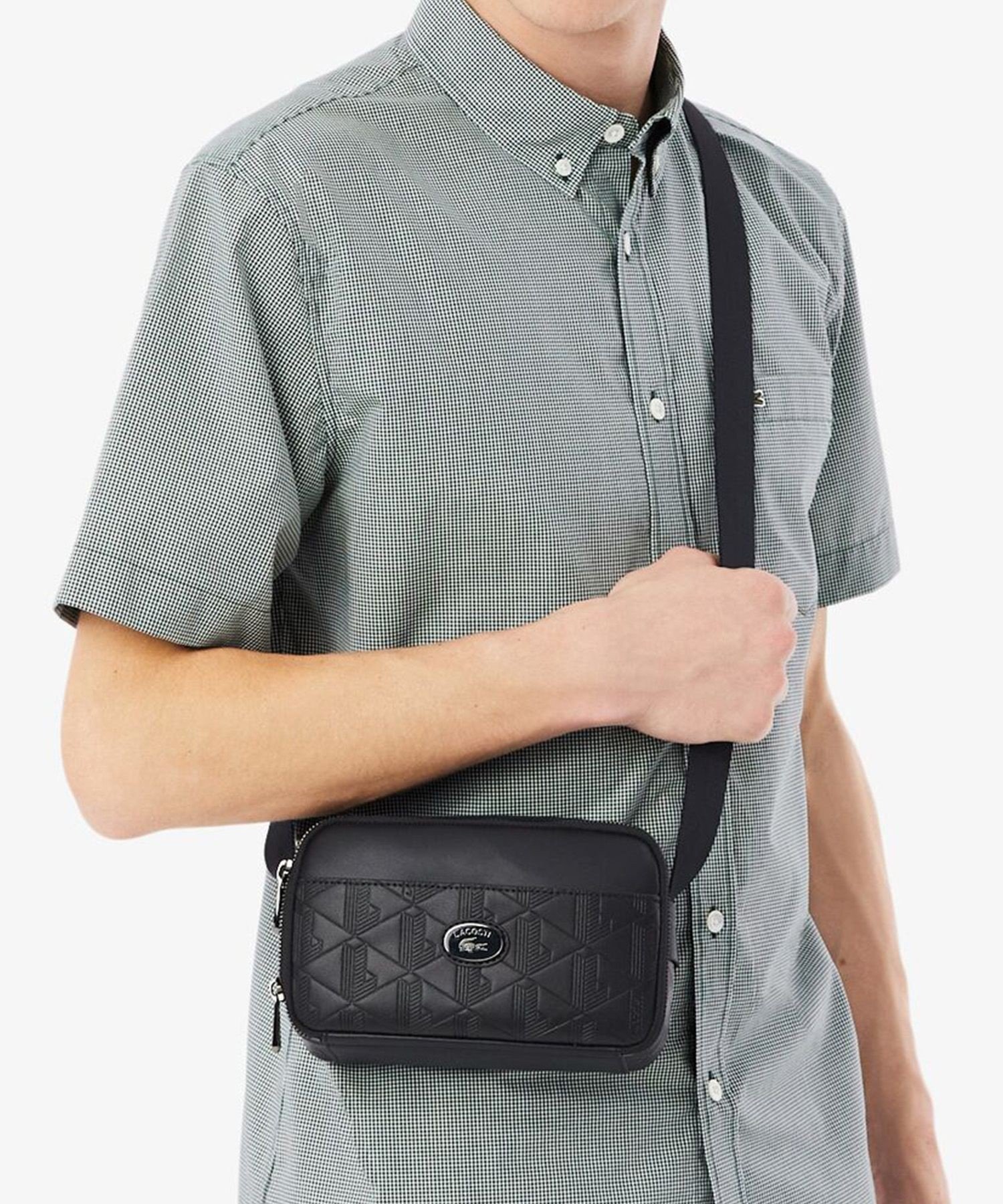 LACOSTE（ラコステ）モノグラム コンビネーションレポーターバッグ同色のエンボスモノグラムにオーバルワニロゴプレートが映えるレポーターバッグ・同色モノグラムエンボスレザー×PUレザーのコンビ使用・フロントにヘリテージデザインのオーバル型...