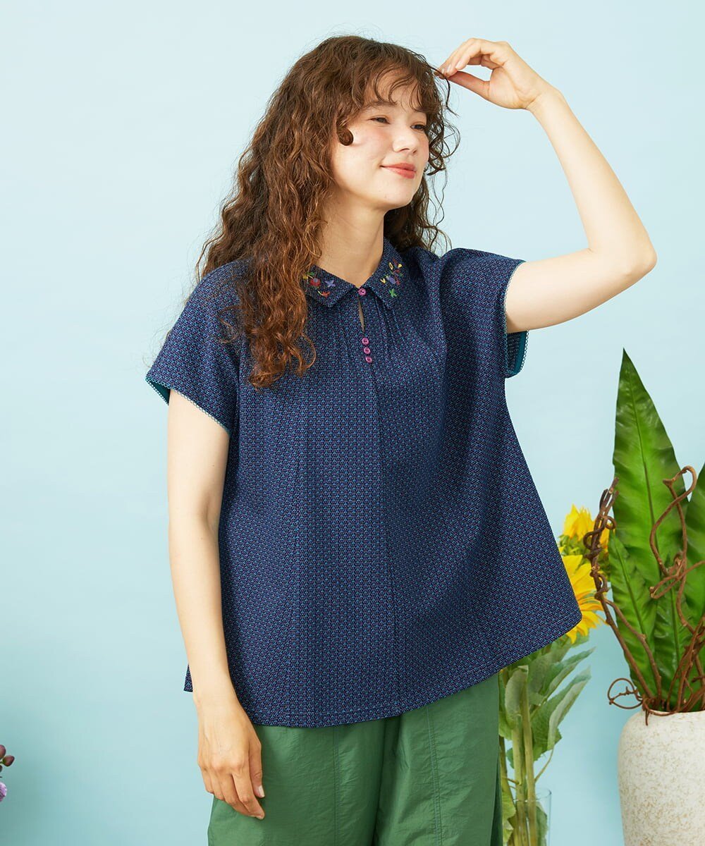 Jocomomola（ホコモモラ）Salpicar 襟付きドットジャカードフラワー刺繍カットソーSalpicar（サルピカール）＝水しぶき■デザインデイリーに活躍するカットソー。少し長めの着丈とたっぷり取った身幅で暑い日も涼しく着られるゆっ...