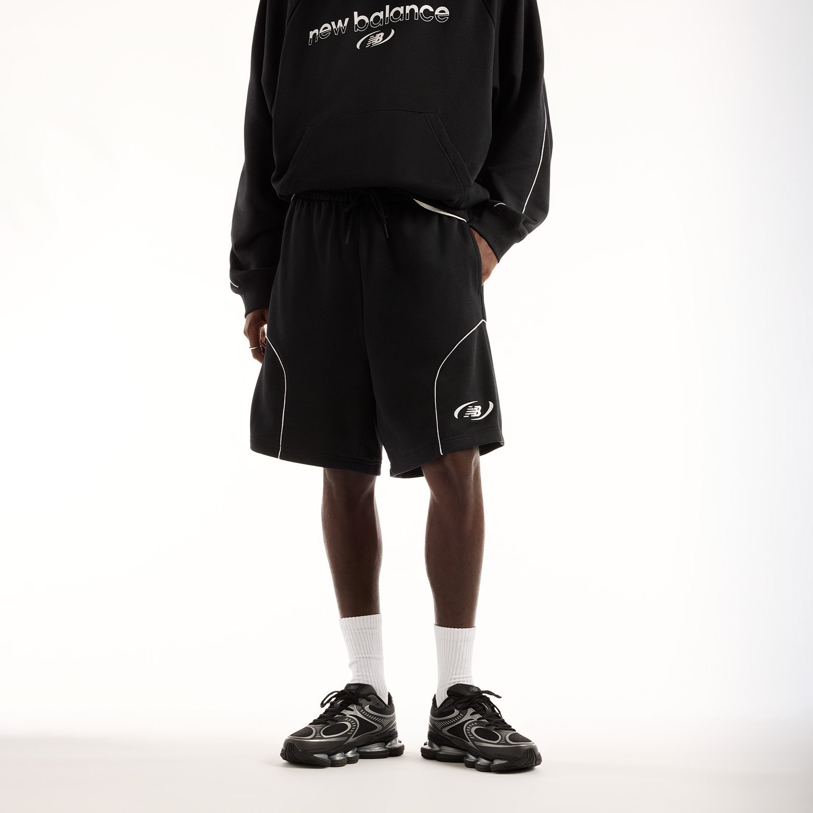 New Balance（ニューバランス）Trackside スウェットショートパンツ(裏毛)Trackside　スウェットショートパンツ(裏毛)NBロゴを刺繍×プリントで表現した、グラフィック入りフレンチテリーショーツ。コントラストパイピン...