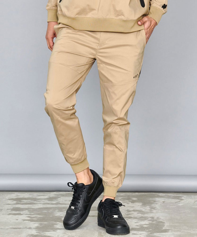 SILVER BULLET（シルバーバレット）LUXE/R ストレッチ布帛パンツ商品説明SILVERBULLET(シルバーバレット)にLUXE/R【ラグジュ】止水ジップ付きストレッチ布帛パンツが入荷しました。フロントとバックにさりげないロゴ...