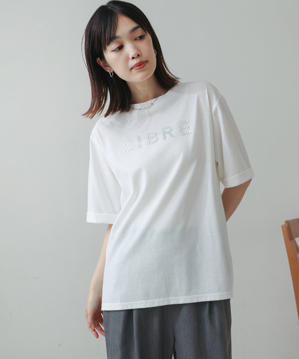 Bab / Bou Jeloud（バブ / ブージュルード）箔ストーンロゴTシャツ■POINTキラキラビジューパールロゴがエレガントなロゴTシャツ。箔プリントの上にパールとビジューをあしらい、キラリ感が際立つデザインTに仕上がりました。袖口...