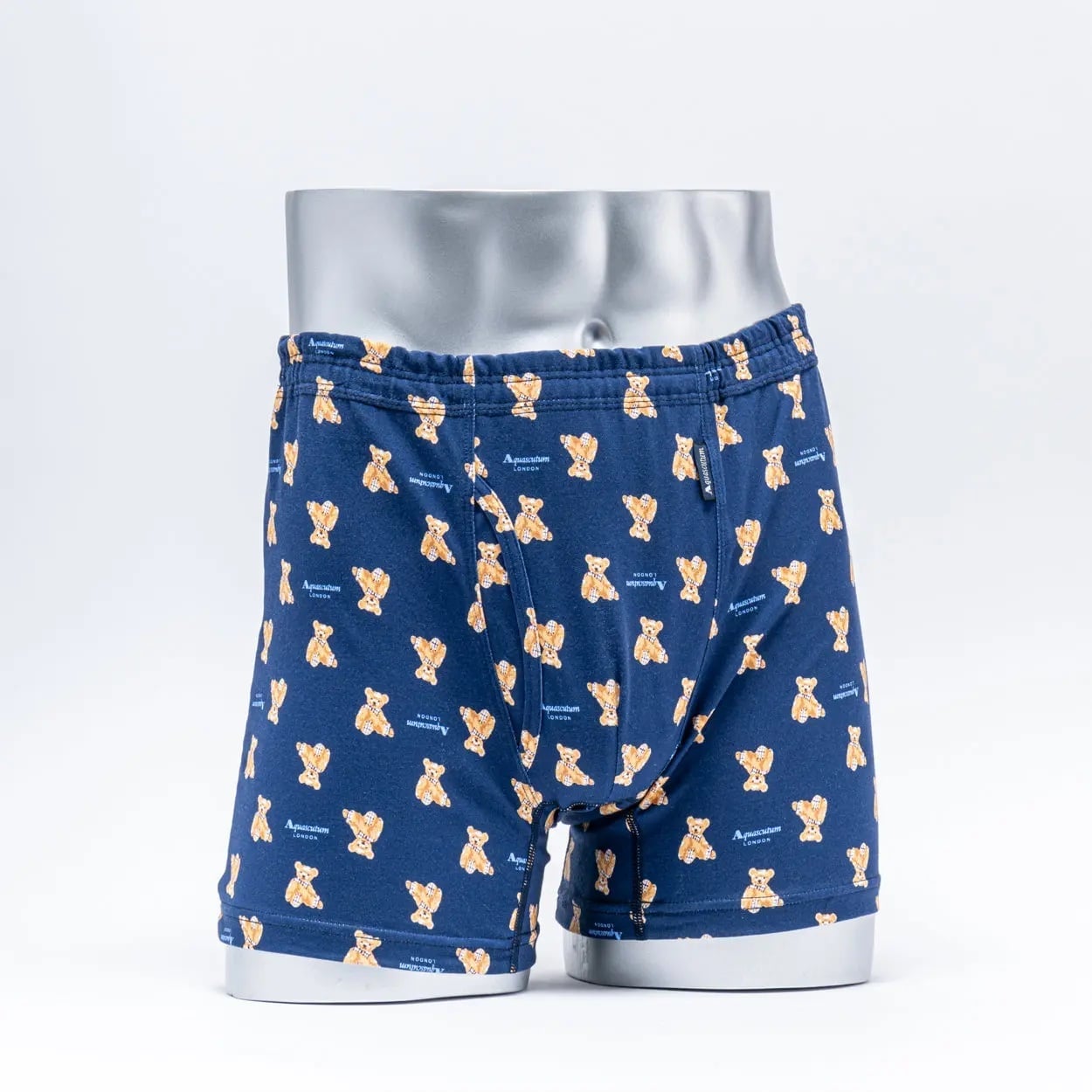 RENOWN INX（レナウンインクス）Aquascutum/(M)AQボクサー/26SS/2ホンゴム/AQベアテディベアが全面にデザインされた、柔らかでサラサラとした穿き心地のボクサーパンツ。何枚あっても困らないアイテムなので、色違い柄違...