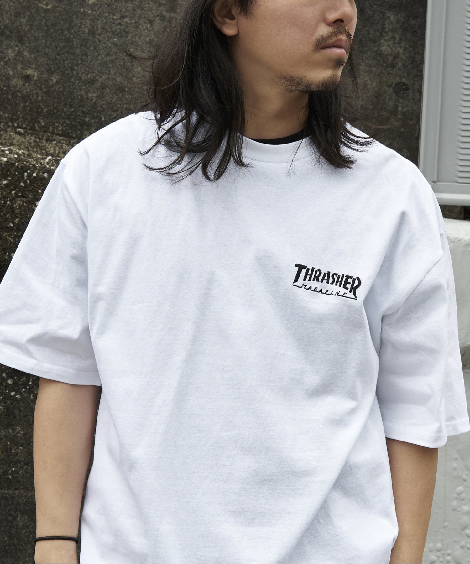 VENCE EXCHANGE（ヴァンス エクスチェンジ）THRASHER スラッシャー ワンポイント刺繍Tシャツスケーターファッションの代名詞でもある「THRASHER／スラッシャー」のロゴTシャツ。控えめなワンポイント刺繍で、日常のスタイ...