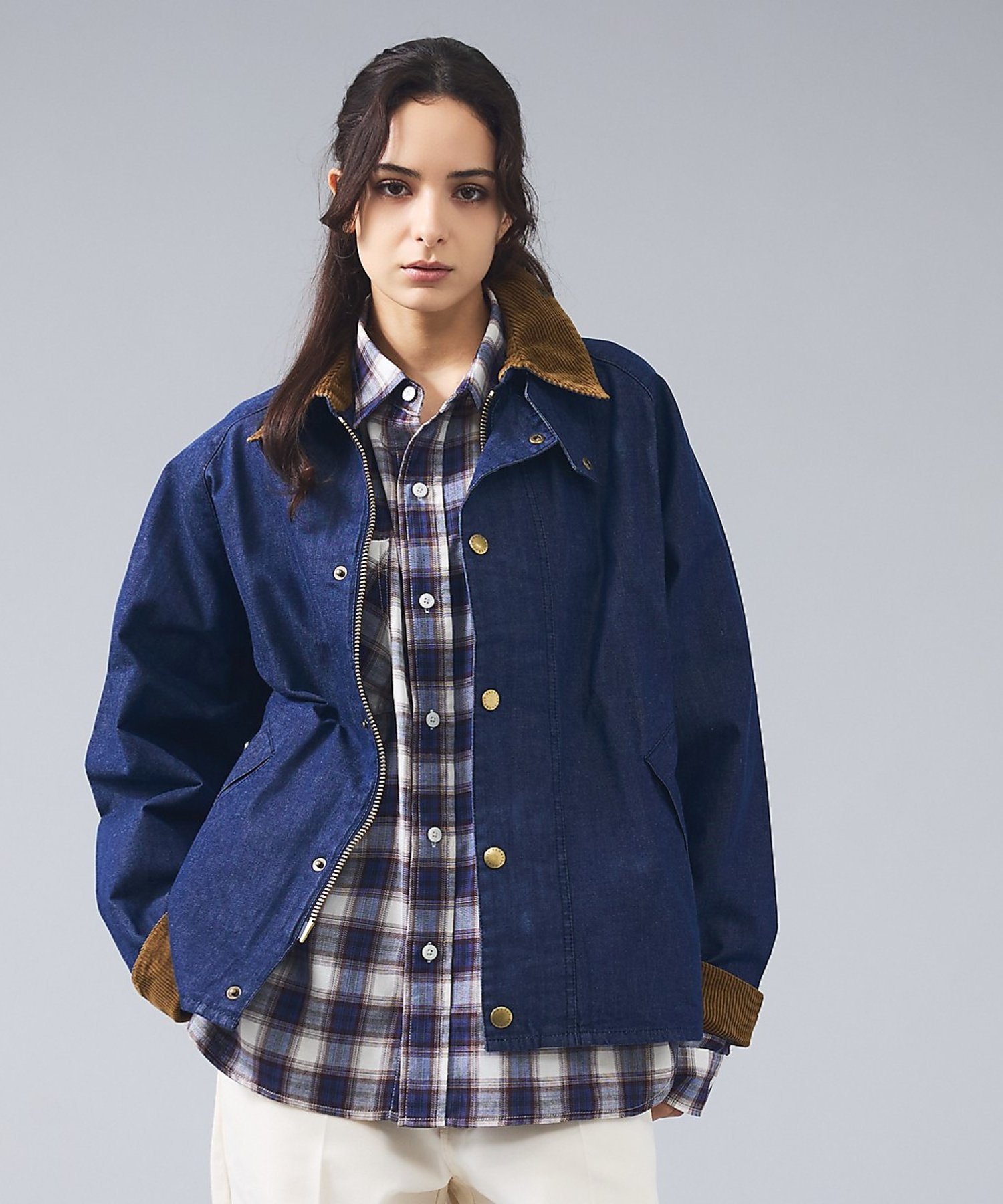 ABAHOUSE（アバハウス）【BARBOUR / バブアー】TRANSPORT DENIM / トランスポー人気モデルTRANSPORTをベースに、味わいのあるデニム素材で仕上げた待望の一着。カジュアルながらも品のある佇まいで、デイリーに...