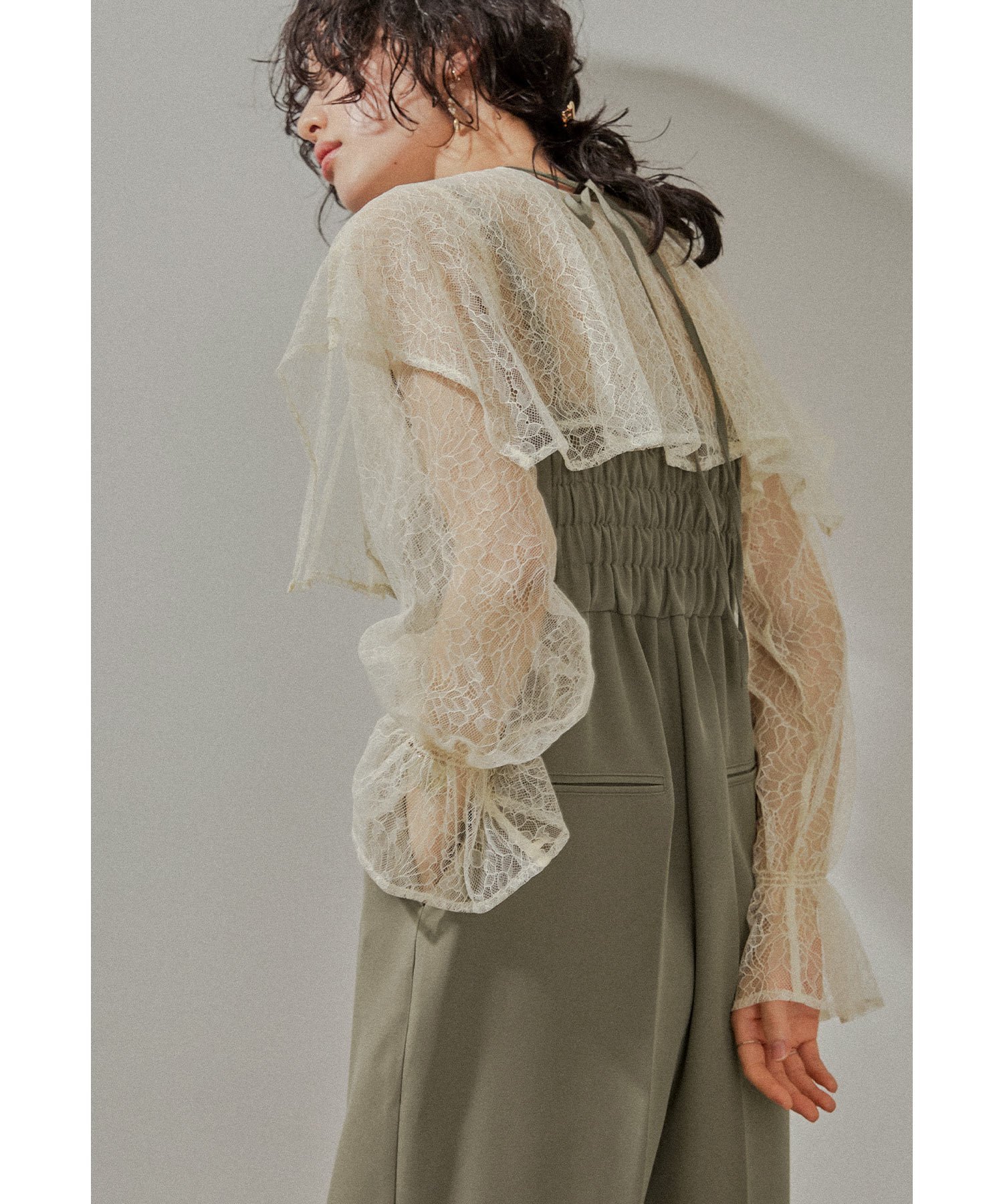 bflat（ビーフラット）レースケープボレロ ショート丈 カーディガン 結婚式 同窓会 お呼ばれ襟元から広がりひらひらと波打つレースケープボレロ。キャンディスリーブで気になる二の腕をカバーしてくれます。ショート丈なのでどんなワンピースやパン...