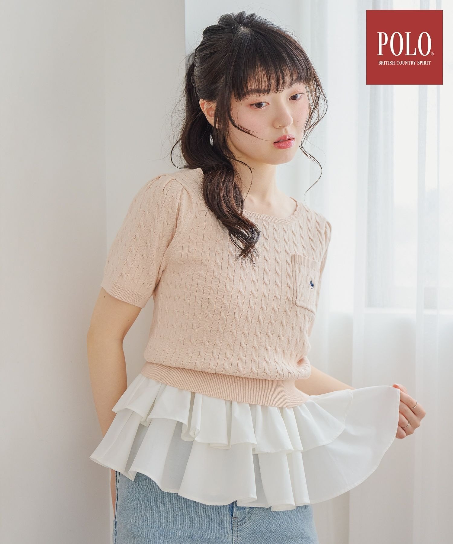 Heather（ヘザー）【POLO BCS(ポロ・ビーシーエス)】スカラップニット(半袖)ーーー【デザイン】襟ぐりにスカラップデザインをプラスして甘さを添えたケーブル編みのサマーニット。デコルテを華やかに引き立て、顔まわりをフェミニンな印象...