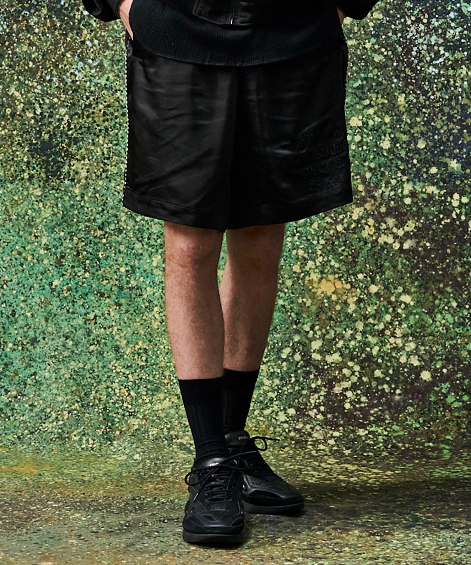 GARDEN（ガーデン）SATIN SHORTS【艶と落ち感が色気のあるストリートスタイルを演出するショーツ】艶のあるサテン素材を使用した綺麗な落ち感を楽しめるサテンスカショーツ。左裾にオリジナルグラフィックの刺繍を施し、サイドに切り替えラ...