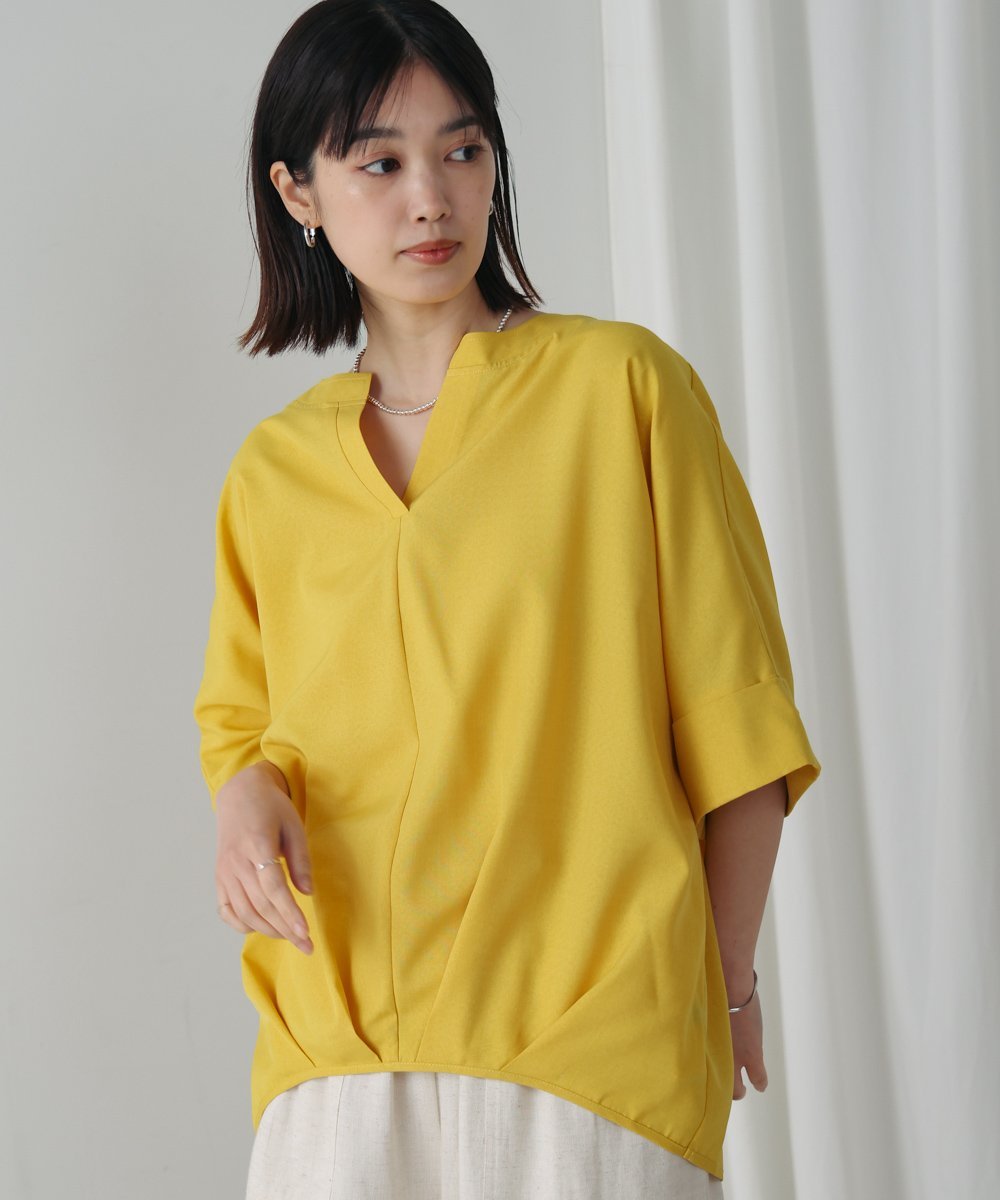 Bab / Bou Jeloud（バブ / ブージュルード）麻ライクキーネックタックSVブラウス■POINT首周りは、キーネックですっきりとしたシルエット。袖の太めのカフスが、リラックス感の中に大人の装いをプラスしてくれます。裾のタックや、...