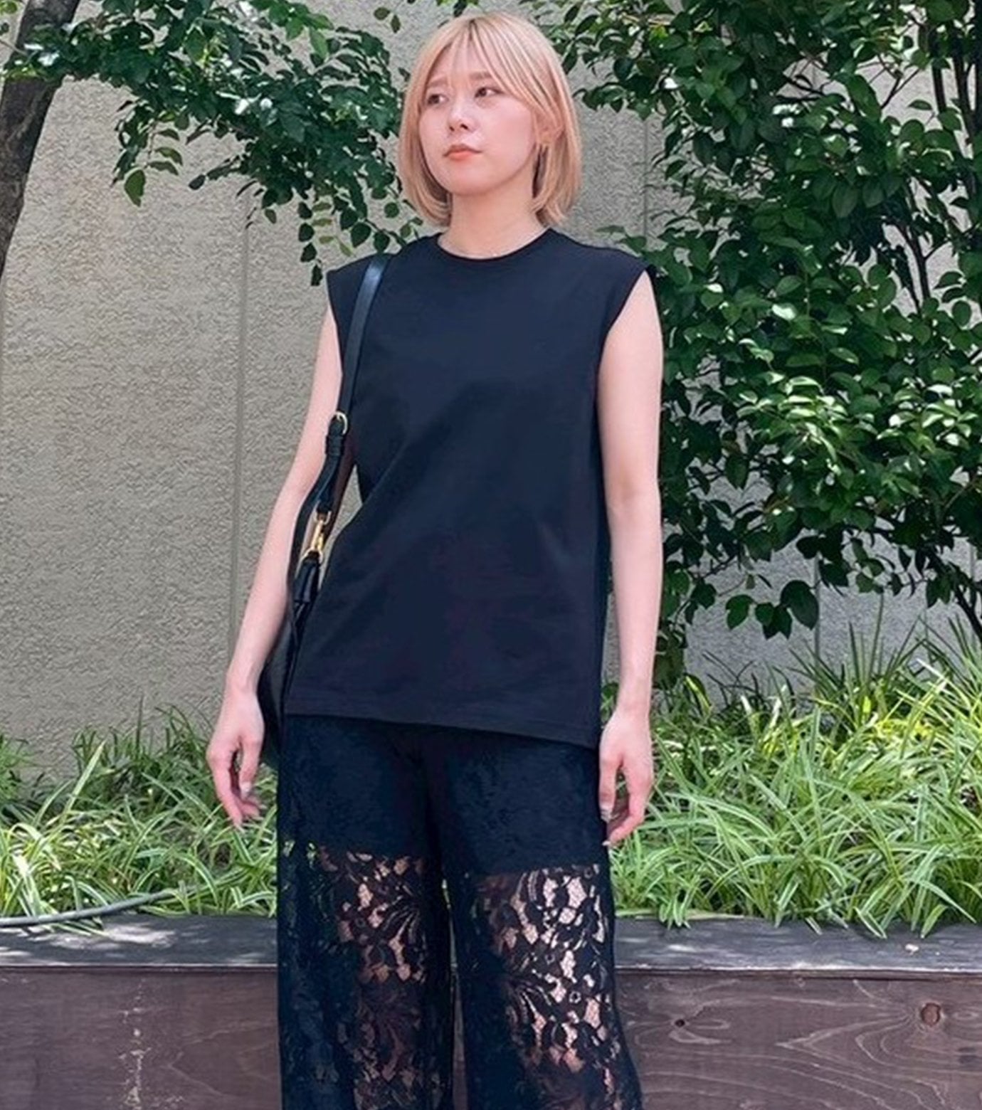 LE CIEL BLEU（ルシェルブルー）"LE"スリーブレスTシャツ / "LE" Sleeveless T-shirtエンブレム刺繍シリーズに、ボクシーなノースリーブが登場着心地の良さと素材感にこだわったLECIELBLEUの定番Tシャ...