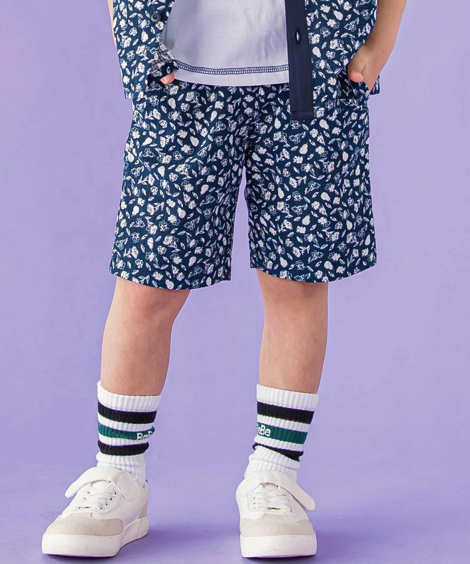BEBE ONLINE STORE（ベベ オンライン ストア）【お揃い】ボタニカル柄クライムハーフパンツ(95~150cm)落ち着いた花柄（ボタニカル柄）で仕上げた男の子用のハーフパンツです。フロントに施した飾りベルトがスポーティーな印象で...