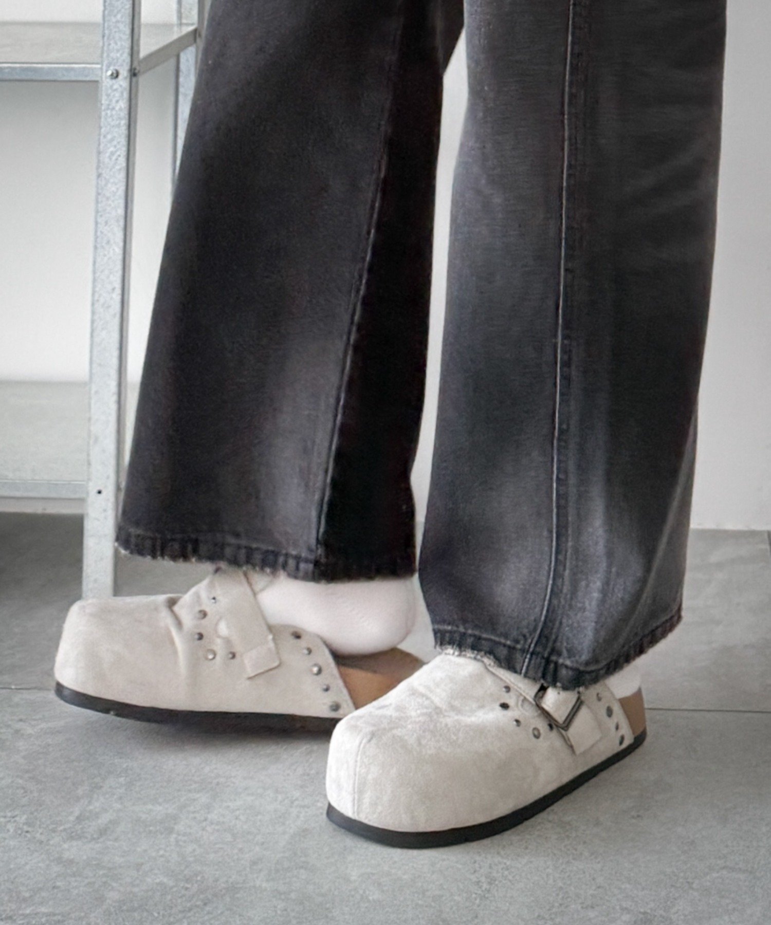 WEGO（ウィゴー）スタッズデザインサボ【ラフに履けて、足元にエッジを。スタッズデザインサボ】■Detailコーデのアクセントになる、スタッズデザインが目を引くサボシューズ。程よく存在感のあるデザインで、ストリートからギャルスタイルまで幅広...