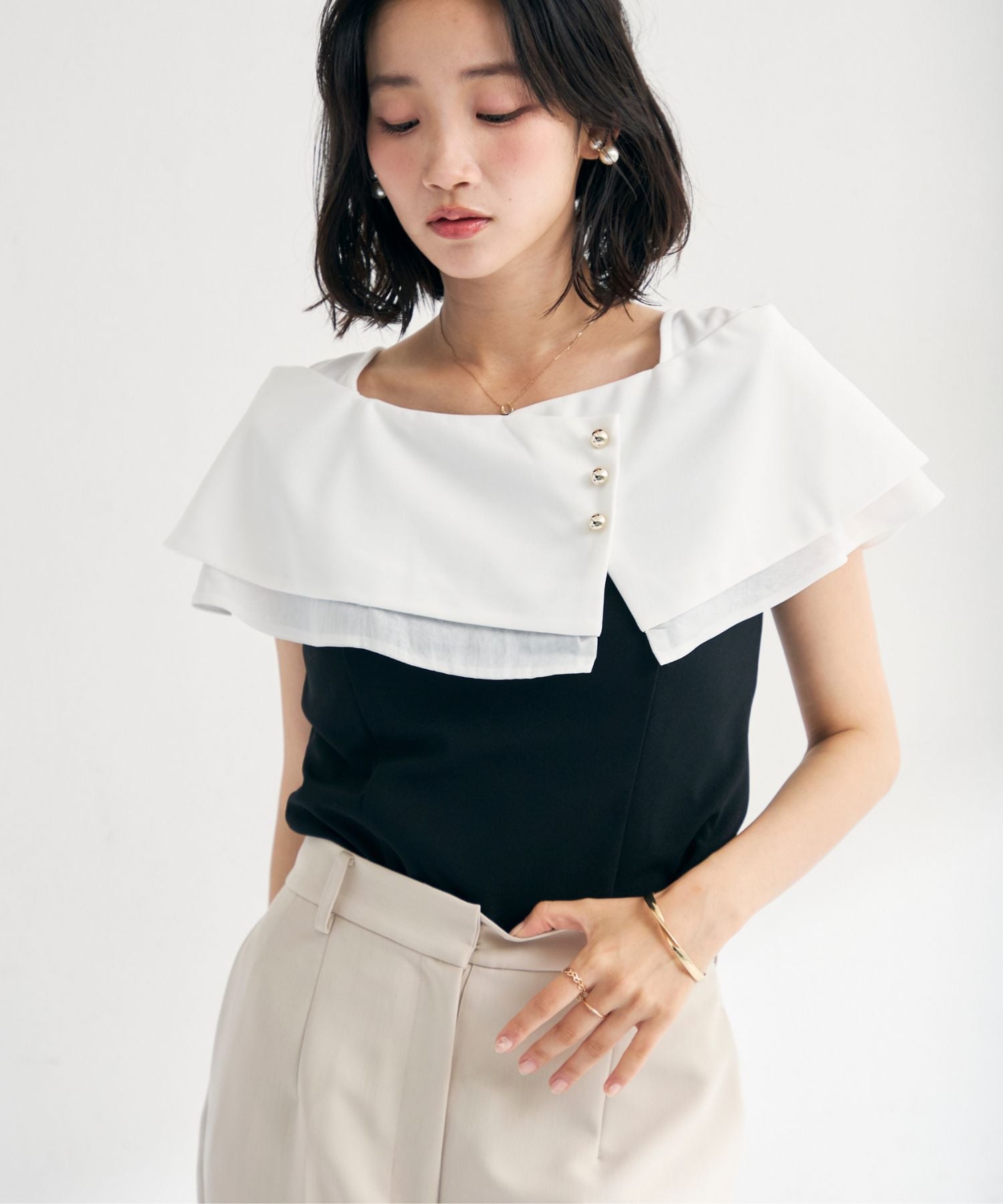 MISCH MASCH（ミッシュマッシュ）アシメ金釦ケープカットトップス MM628201品番：MM628201ケープデザインが上品に映える一枚。洗練された印象に仕上がるブラウス。【design】アシンメトリーと金釦がアクセントになった、ケ...