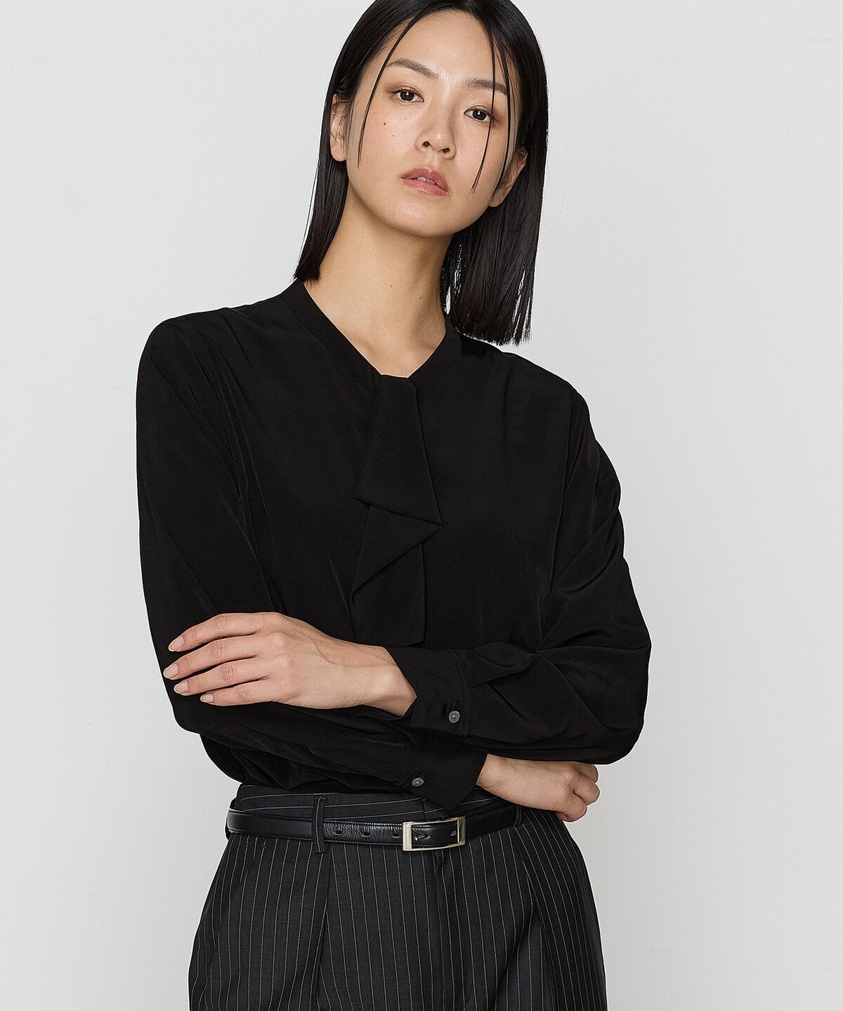 COMME CA（コムサ）[ Sサイズ ] シルキーリライム ブラウス《デザイン》フロントのラッフルのタイが華やかなブラウスです。ジャケットのインナーとしてもおすすめの一着です。前はデザイン比翼で、一番上はスナップにすることで着脱しやすく、...