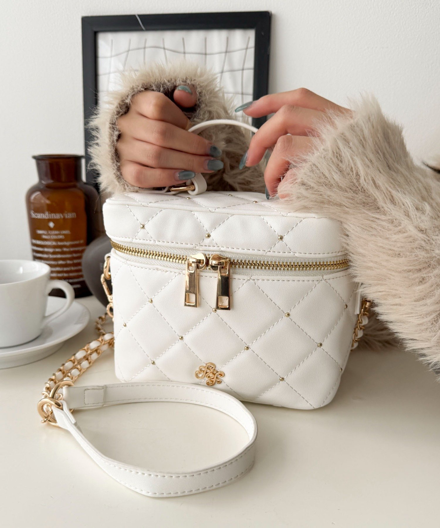 WEGO（ウィゴー）メタルパーツキルティングバニティショルダー【気分を盛り上げる♡キルティングバニティショルダー】■Detailガーリー系スタイルにぴったりな、高見えキルティング×メタルパーツのバニティショルダーバッグ。ワインポイントのゴー...