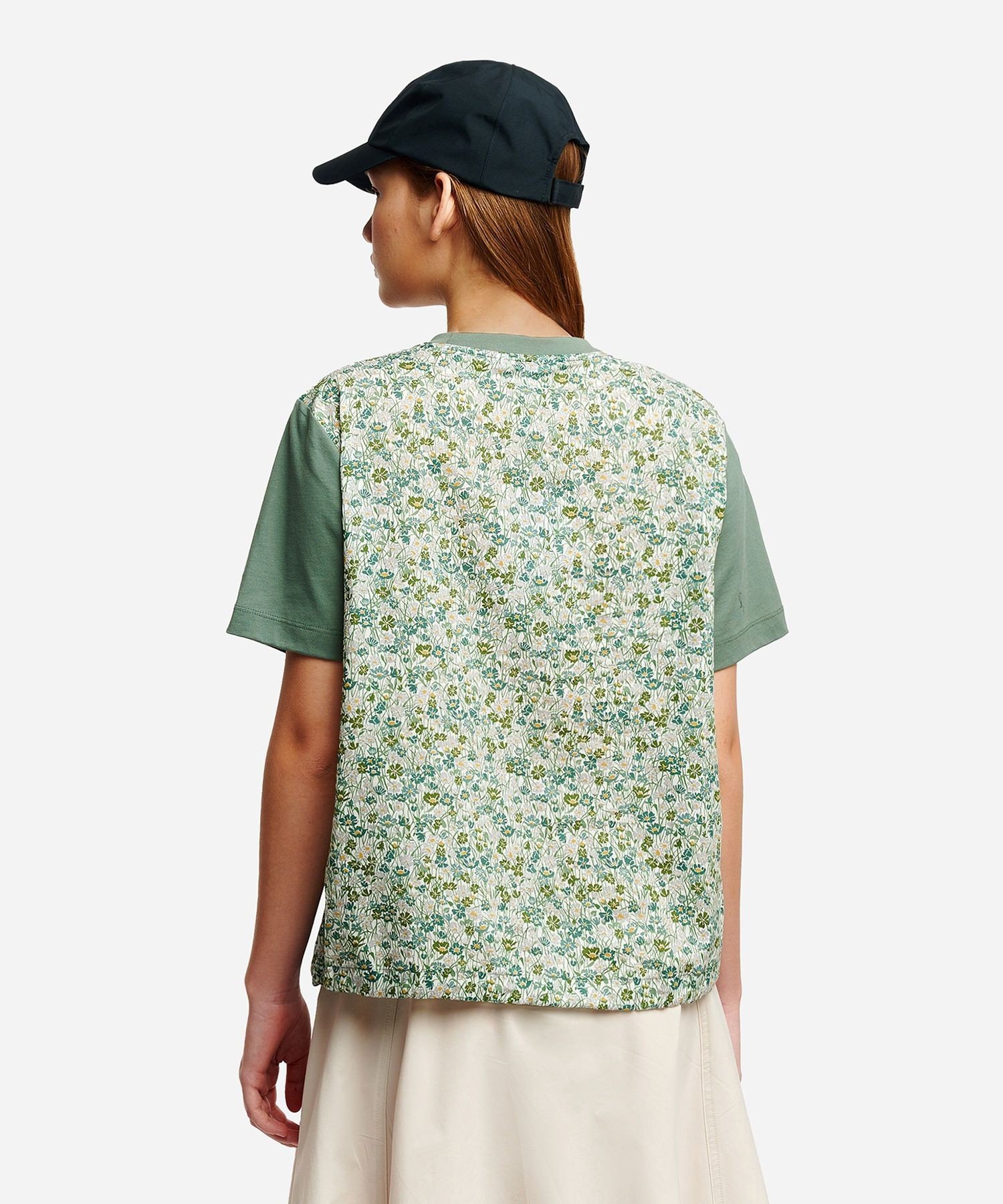 AIGLE（エーグル）【LIBERTY】 背面バックフラワープリントオーガニックコットン半袖Tシャツ【LIBERTY】フラワープリントを袖と後ろ身頃にあしらった、オーガニックコットン主体の半袖Tシャツ。異素材の切り替えがさりげないアクセント...