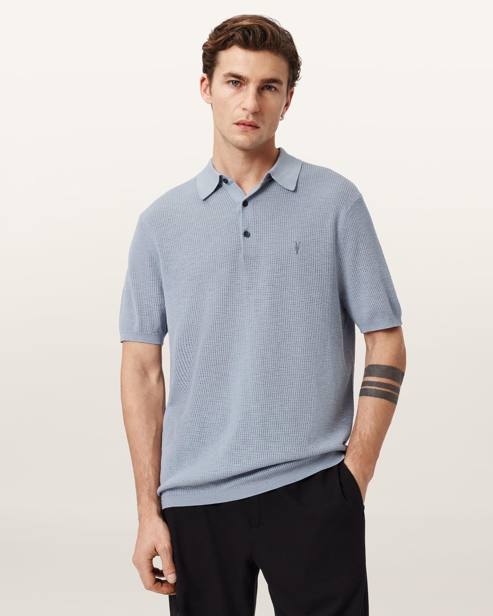 ALLSAINTS（オールセインツ）(M)AUBREY SS POLOカラーがあしらわれたディテール使いで、オンオフ問わずに使える適度なかっちり感が魅力的なショートスリーブポロシャツが登場しました。ベーシックなフォルムなので、デニムパンツか...
