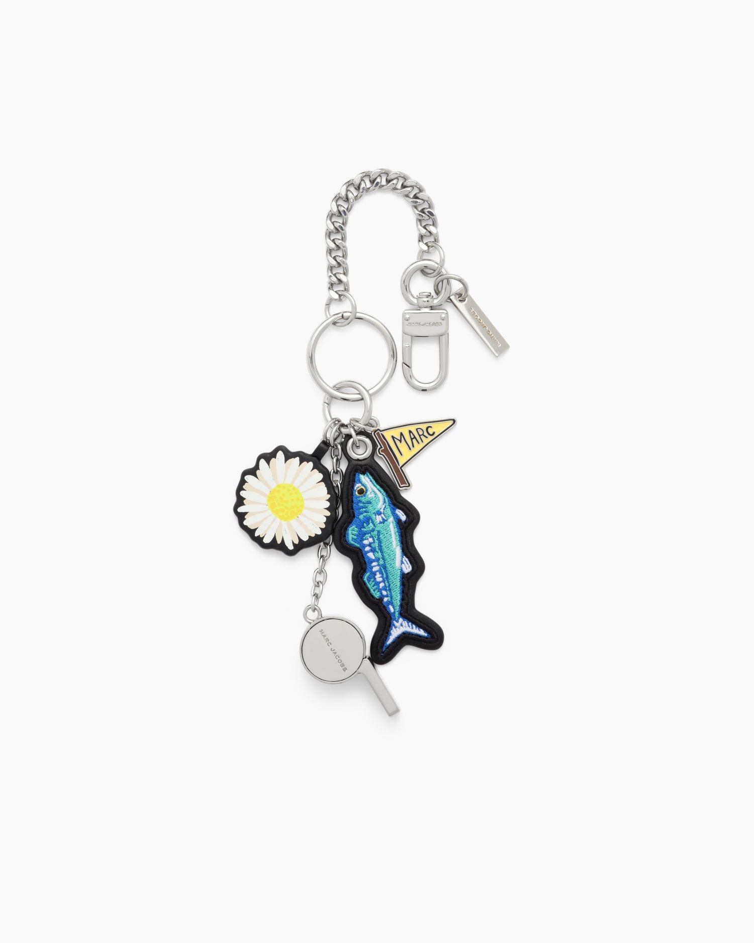 MARC JACOBS（マーク ジェイコブス）【公式】フィッシュ ホイッスル メタル クラスター チャーム マークジェイコブス:キャンプ ホイッスル クラスター バッグ チャームこれはまさにキャンプ マークのメリットバッジ。魚やデイジー、機...