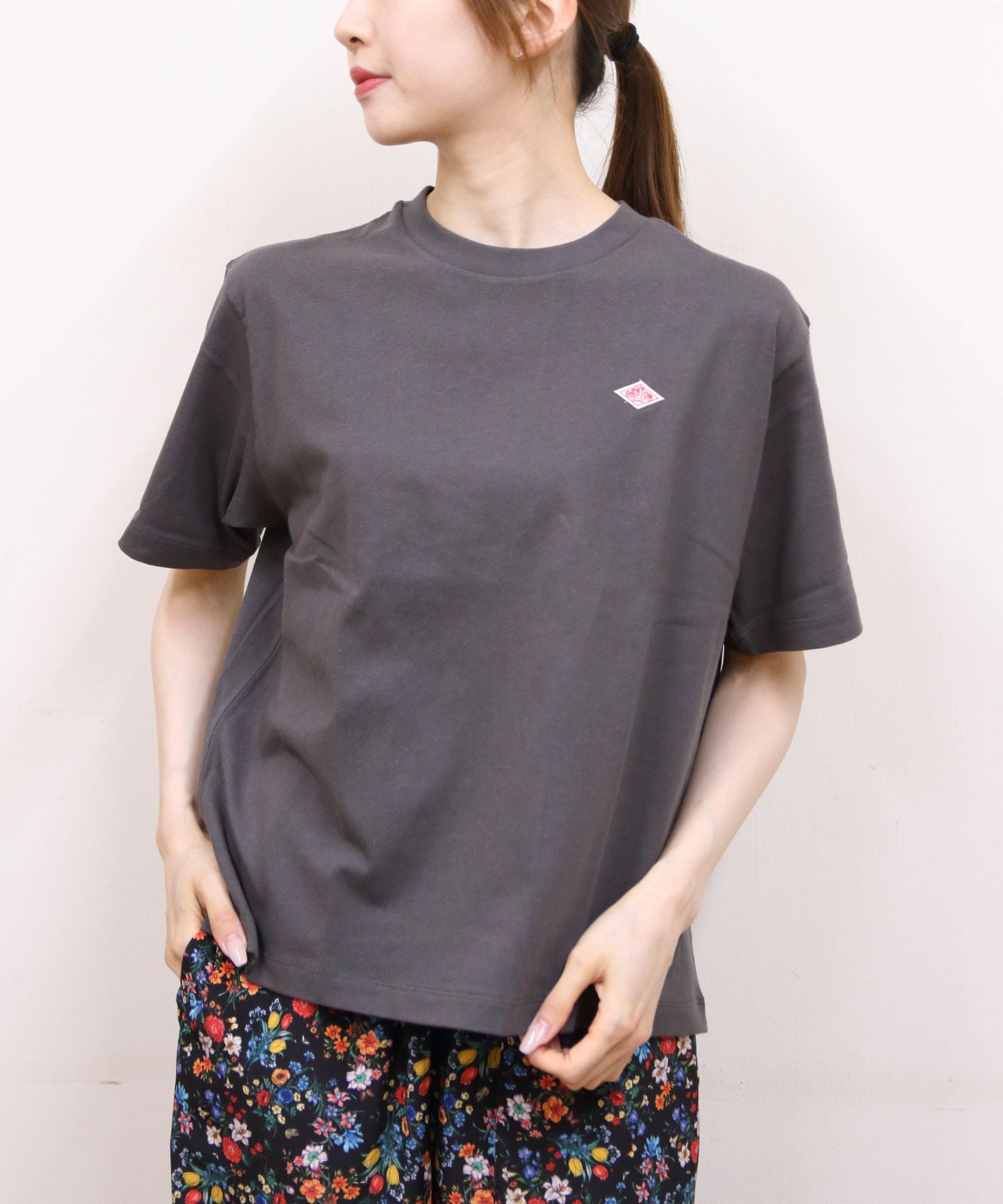 STEPS（ステップス）DANTON/(W)DANTON/SHORT TEE短すぎず、ちょうどいい丈感【素材】●肌触りのいい、柔らかなコットン100％のやや肉厚生地を使用●透け感もなく、やや肉厚なので綺麗なシルエットになる素材感です【デザイ...