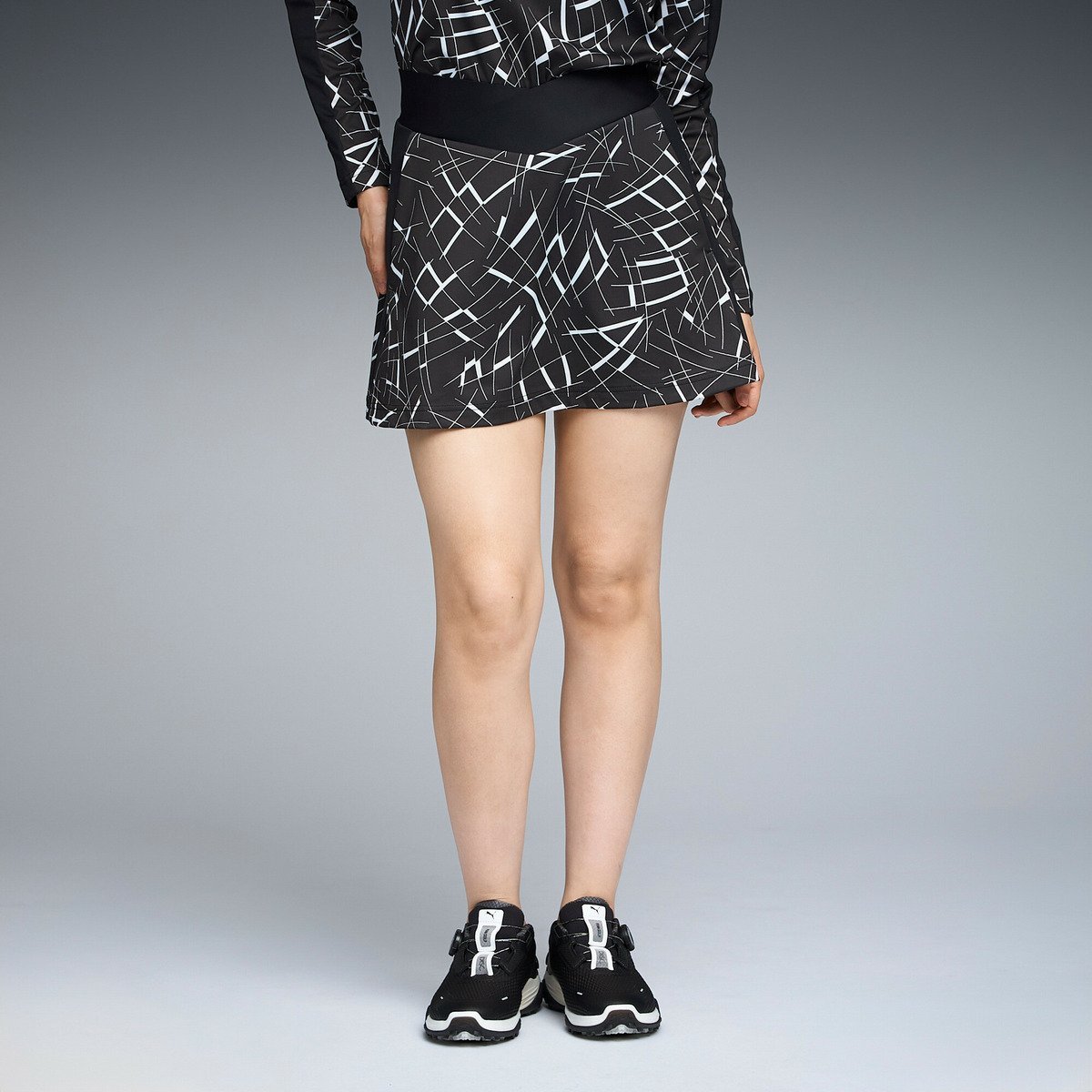 PUMA（プーマ）ウィメンズ ゴルフ シャドウキャット ジク フレア スカート商品情報スポーティーさと上品さを兼ね備えた、ゴルフ用フレアスカートが登場。総柄のデザインが、控えめながらも存在感を放ち、コーディネートの主役になる一着です。T7カ...