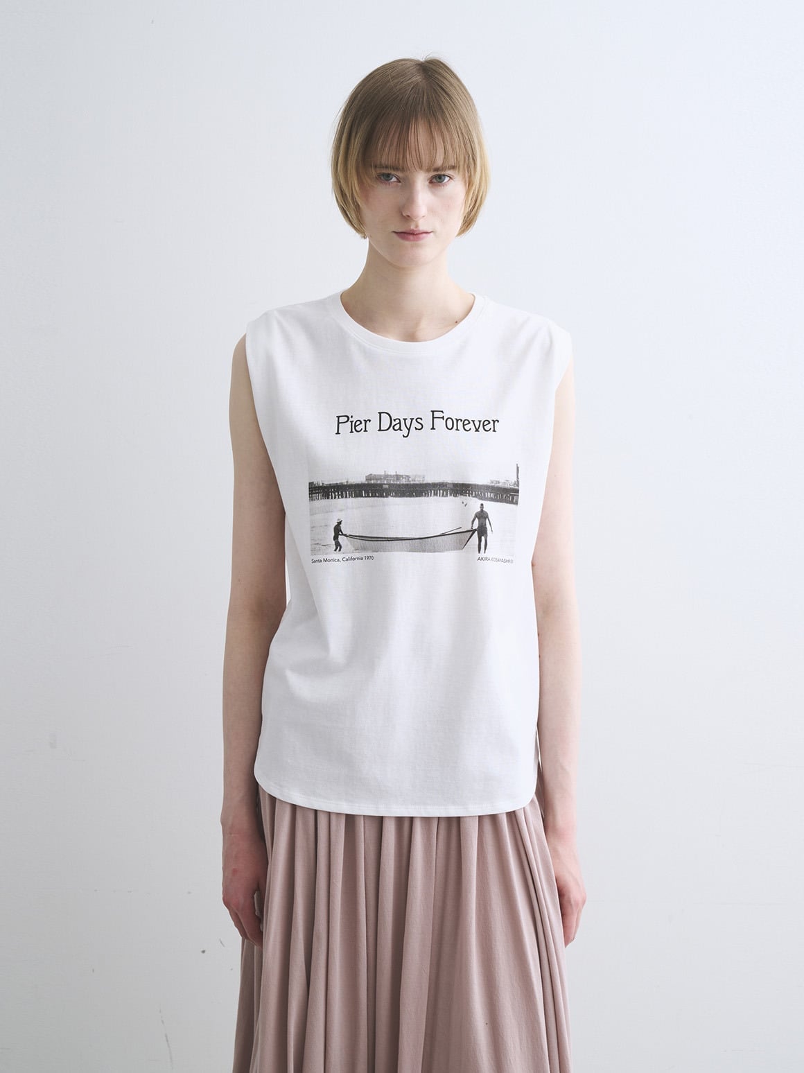 three dots（スリードッツ）Grapihc tee tank70年代のアメリカを旅しながら当時のヒッピーカルチャーを切り取ってこられたフォトグラファー、小林昭さんの作品をプリントしたグラフィックTシャツ。日常を切り取ったカリフォルニ...