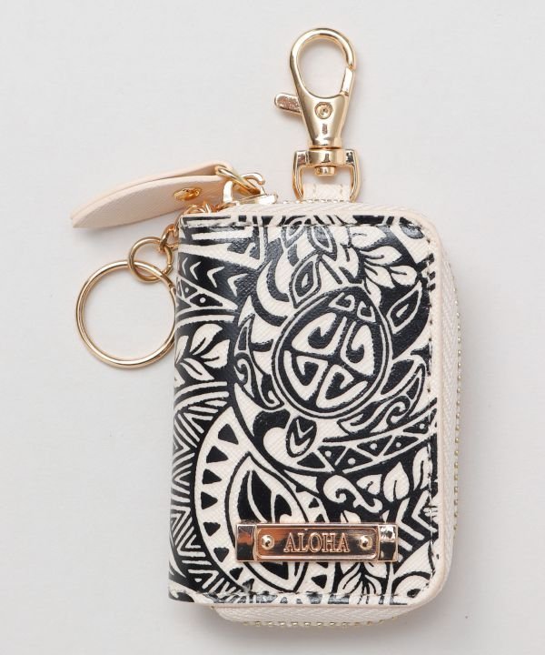 Amina Collection（アミナコレクション）【カヒコ】トライバルスマートキーケース人気のトライバル柄が多機能キーケースに登場。カラビナ付きなのでバッグやベルトにも取り付け可能でスマートキーを入れたまま操作もできます。ハワイのドライ...