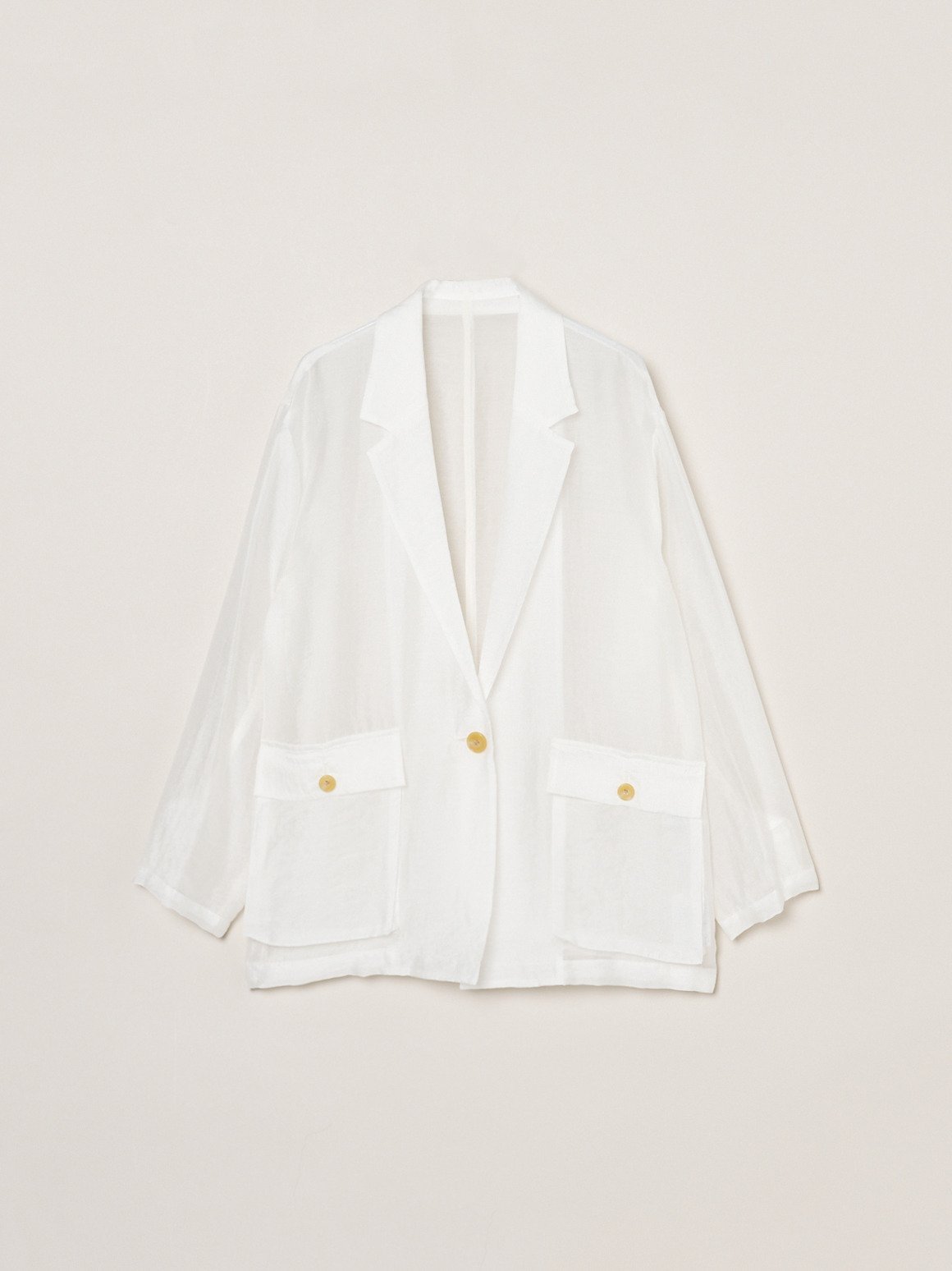three dots（スリードッツ）Shiny shirt jacket透ける艶と、構築的な存在感。シアーな光沢感が魅力のシャツ素材を使用した、軽やかなテーラードジャケット。ほどよい透け感と上品な艶が、スタイリングに抜け感とモードな印象をプ...