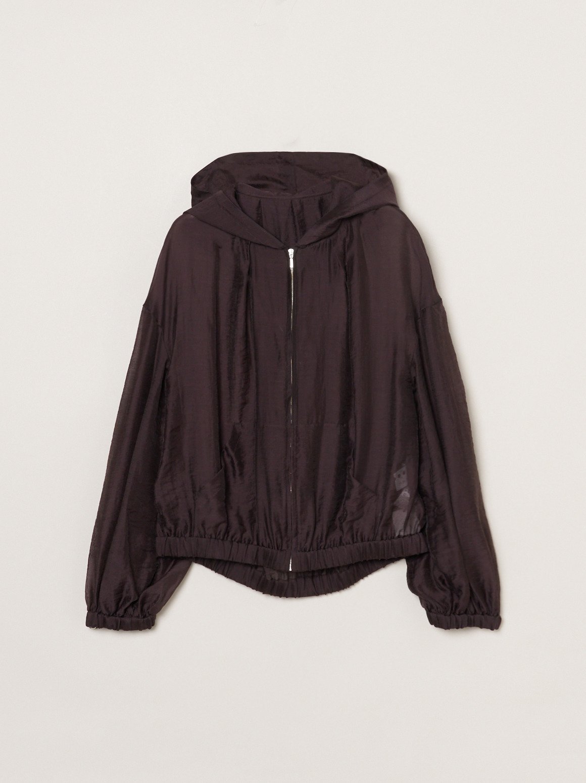 three dots（スリードッツ）Shiny shirt zip up hoodyシアー感や控えめの光沢が今年らしい、シャツ素材のボリュームジップアップフーディー。シアー素材だからポケットや生地の重なりなどのディテールが際立ち、目を引く存...