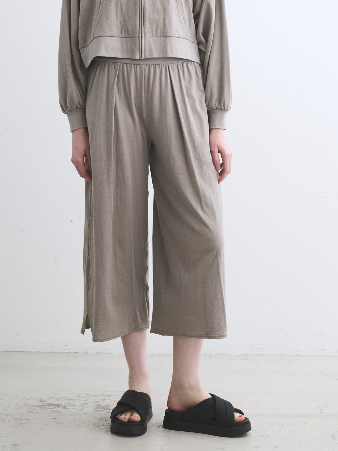 three dots（スリードッツ）Smile double cotton croppedpants撚りを甘くした特別な製法で知られ、日本アトピー協会の承認を得ている生地メーカー「スマイルコットン」のダブルガーゼを使用。非常に薄い2枚のガー...