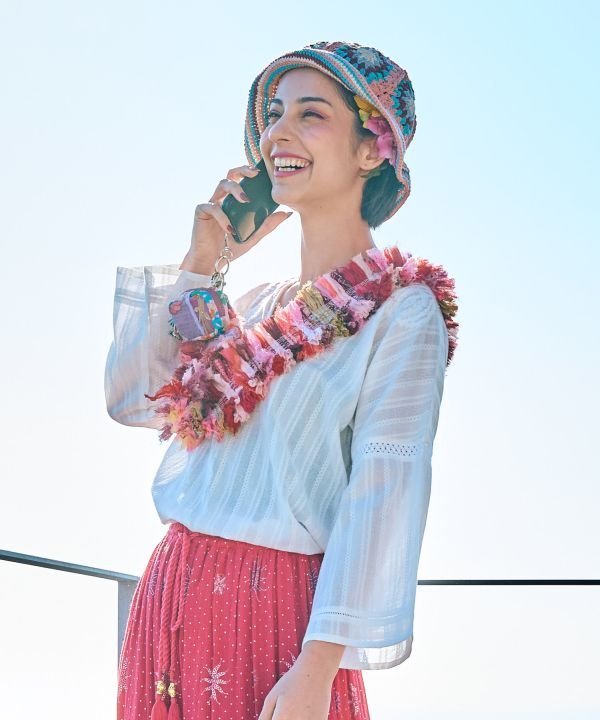 Amina Collection（アミナコレクション）【チャイハネ】フリロロングストラップインドのオールドサリーを裂いて織った、オリジナルの裂き織素材が魅力的なショルダーストラップ。様々なサリーを組み合わせているため、色柄の雰囲気はそれぞれ...