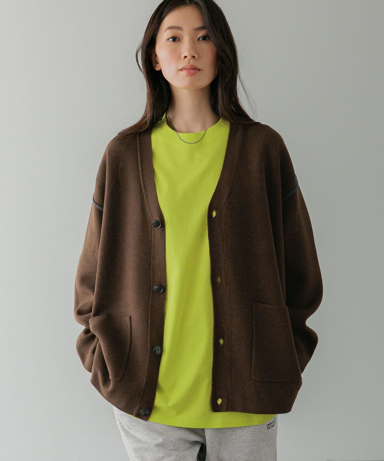 LOWRYS FARM（ローリーズファーム）【LFM(U)】リバーシブルセッケツニットカーデ【UNISEX】■素材開発素材のアンチピリングアクリルをハイゲージで編み、滑らかで上品な印象に仕上げています。接結編みなので、空気の層が生まれ膨らみ...