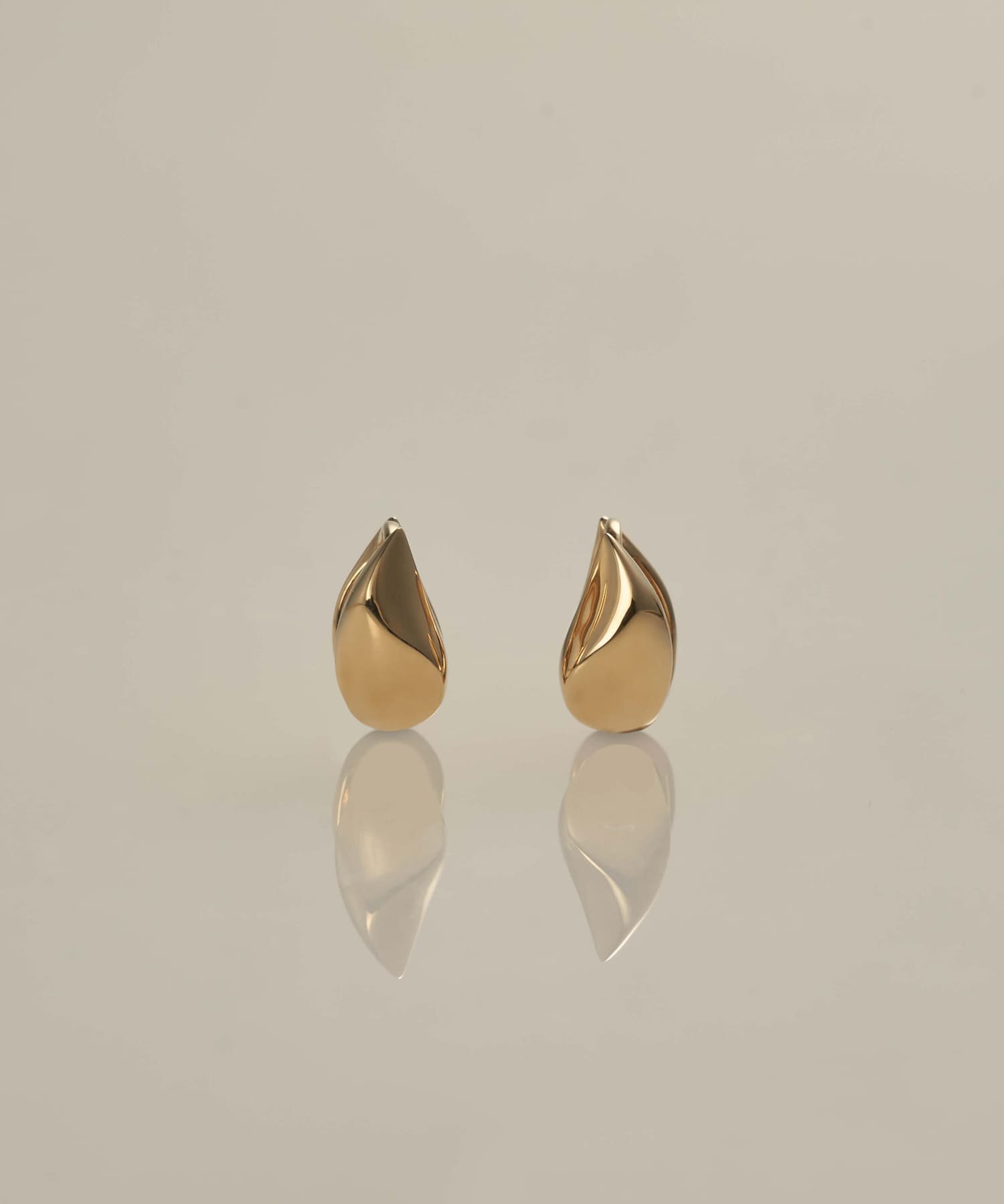 XOZ（クロスオズ）K18 nami silk pierced earrings S なみ シルク ピアス S空気をまとうゴールド。風に吹かれ、たゆたう耳もと。風になびき、大きく波打つシルクをモチーフにしたピアス。小さな雫のようなシルエット...