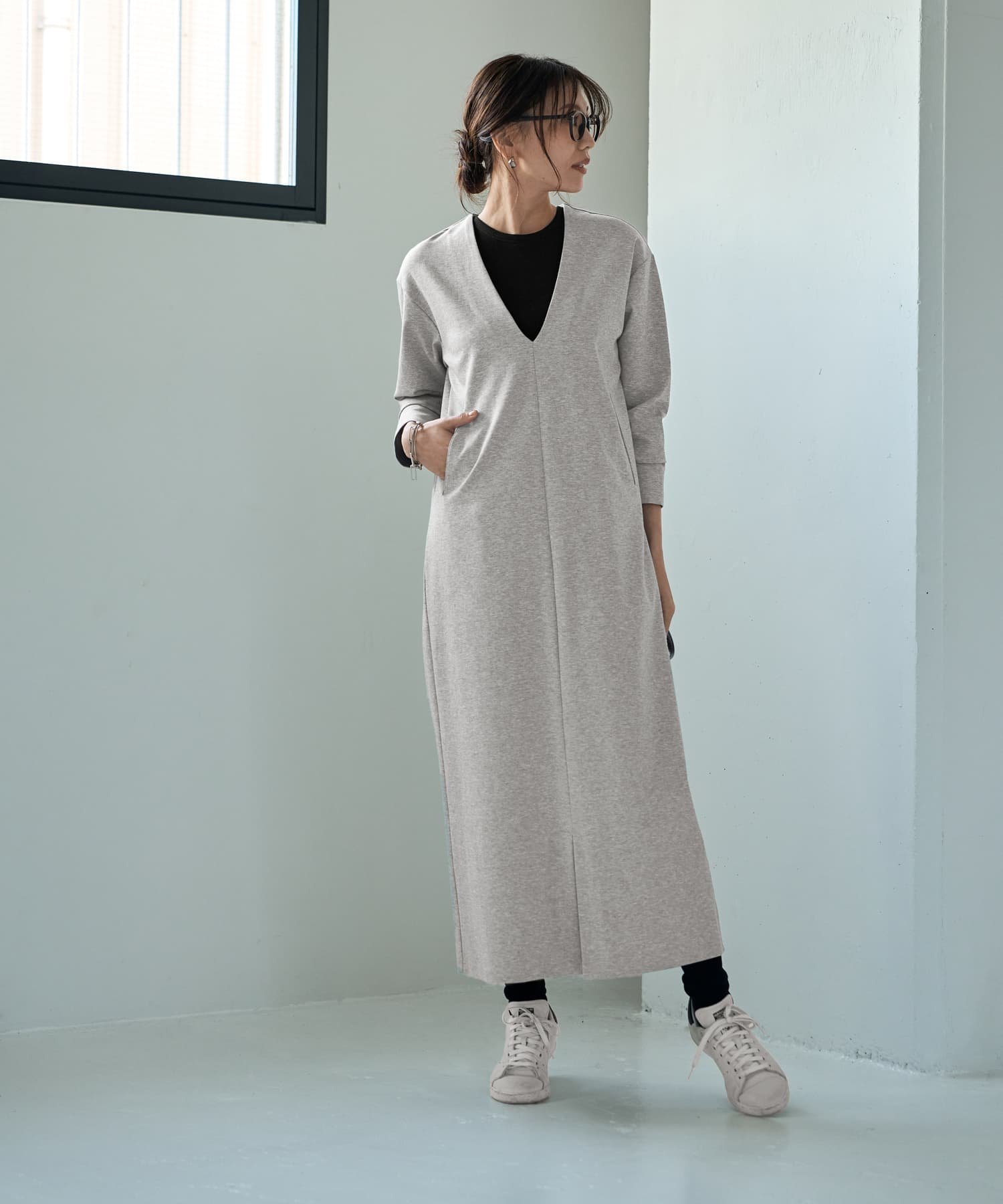 STYLE DELI（スタイルデリ）【Made in JAPAN】シルキーポンチ深Vワンピース日本製ならではの縫製と生地質感が美しい、ディープな深さのVネックワンピース。シャープな角度の襟ぐりラインでスッキリと見え、スタイリッシュな印象の一...