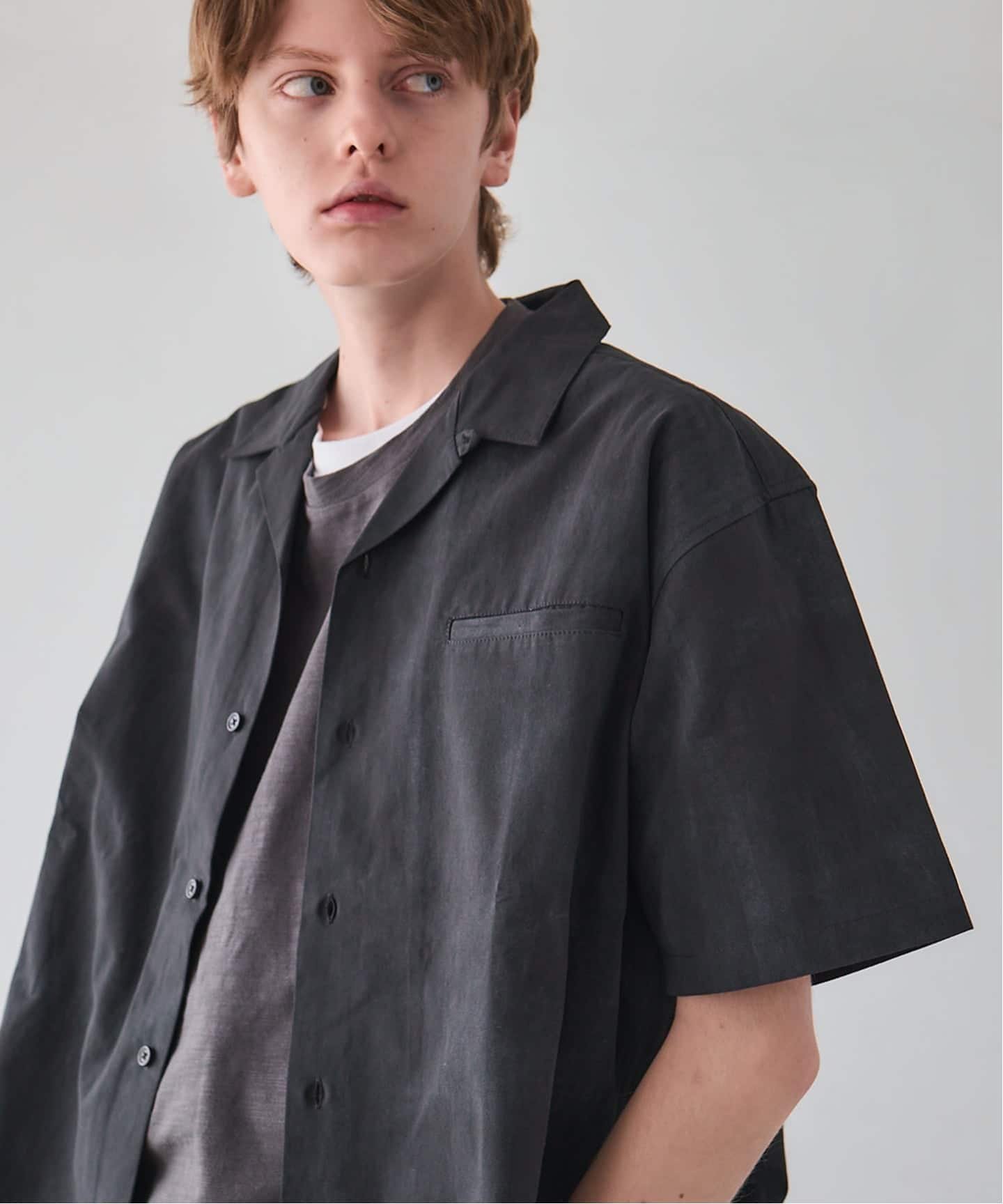 B.C STOCK（ベーセーストック）OSKR / オーエスケーアール Open Collar Graphic Print S/S Shirt■デザインリラックス感のあるオープンカラー仕様のショートスリーブシャツです。総柄ライクなムラ感のあ...