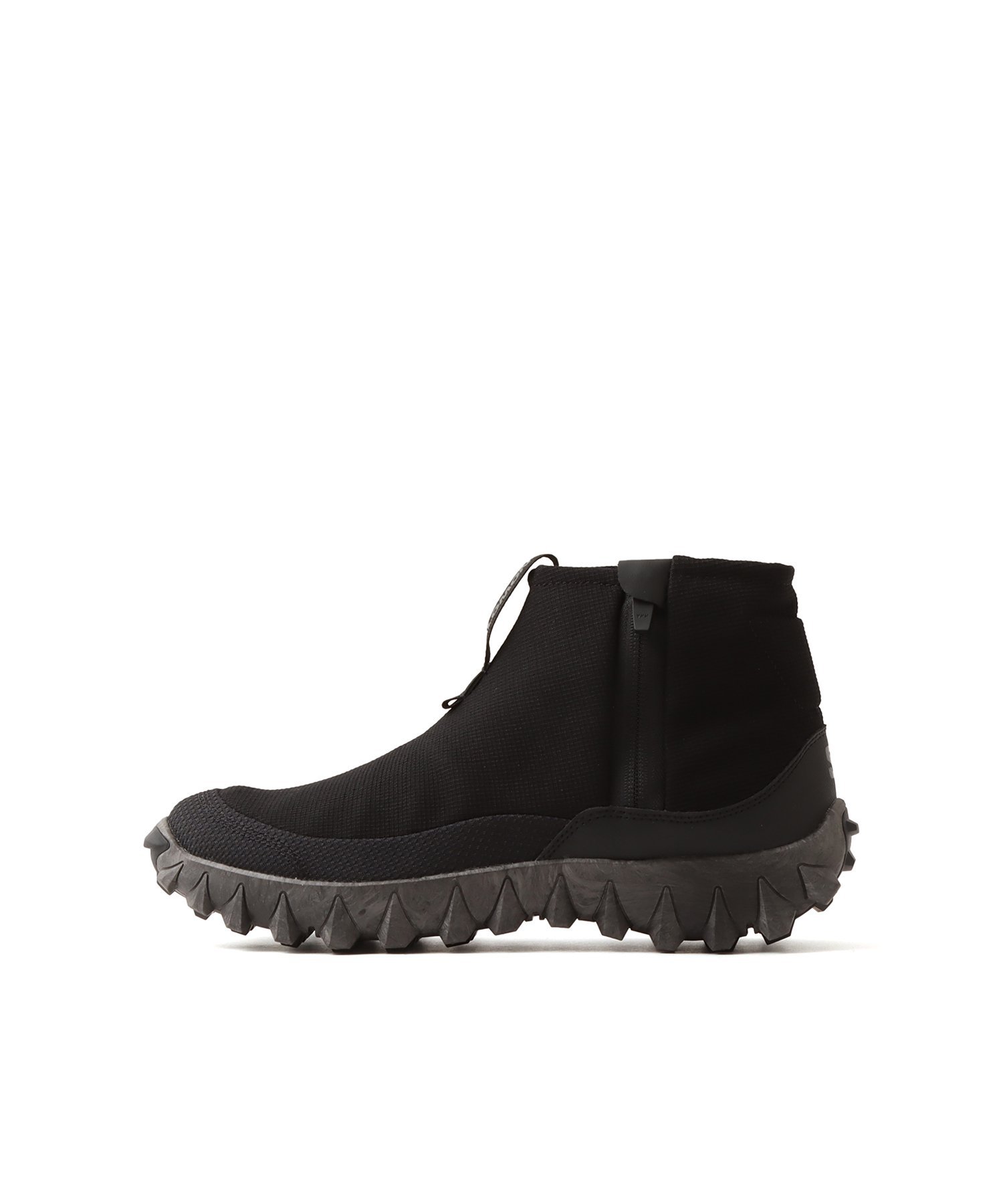 atmos（アトモス）SALOMON SNOWCLOG MID Black / Black / BlackSnowclogMidは、耐候性に優れたアッパーと、リサイクル素材でできた、雪の上も安心のアウトソールで冬のオフロードを楽しめます。着...