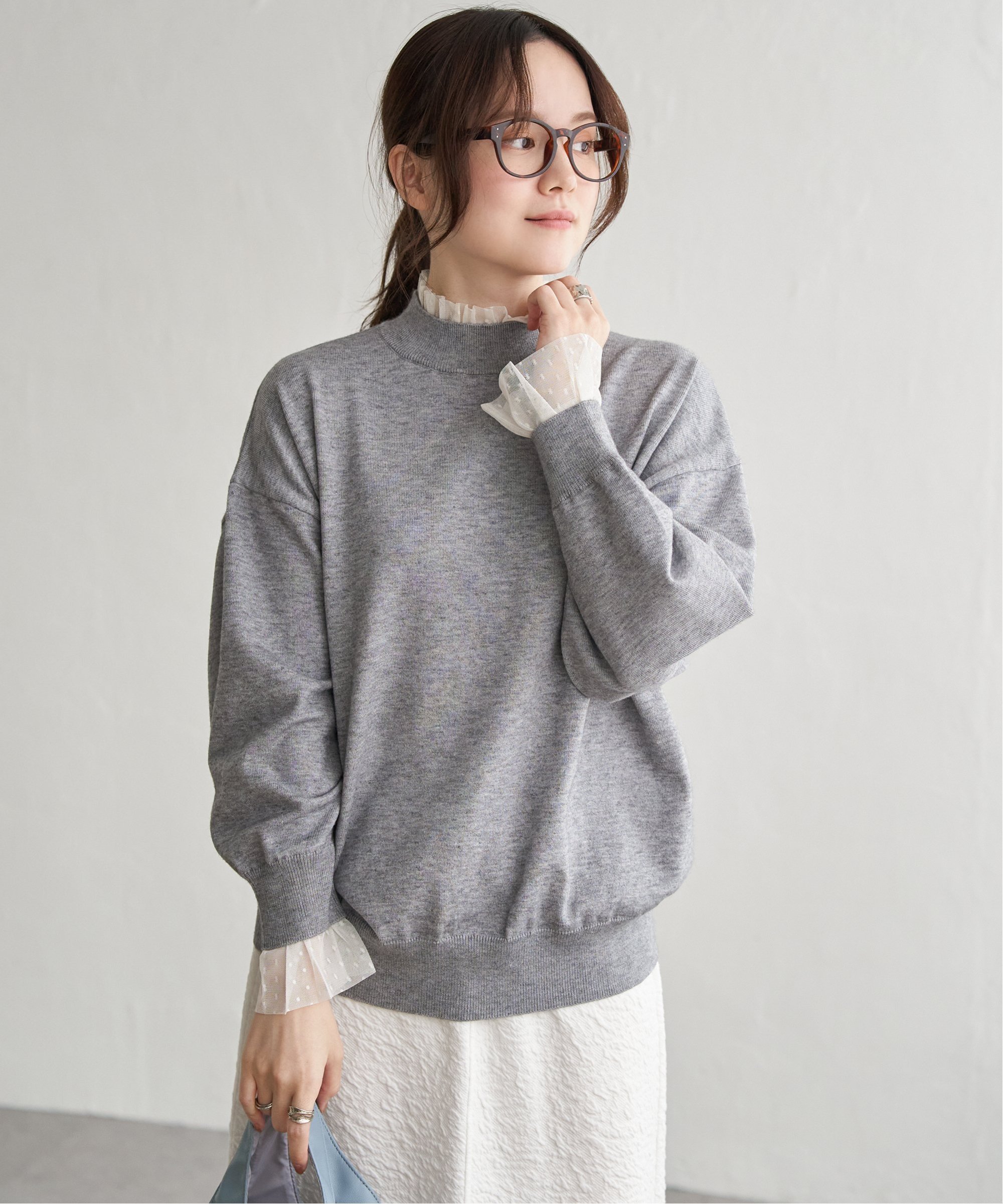 LBC（エルビーシー）ドットチュールレイヤーニットまるでレイヤードしているような、ドットチュール使いのニット。重ね着せずともこれ一枚で着こなしが完成します。【素材】もちっとあたたかなハイゲージニット。【デザイン】襟と袖口にドットチュールをレ...