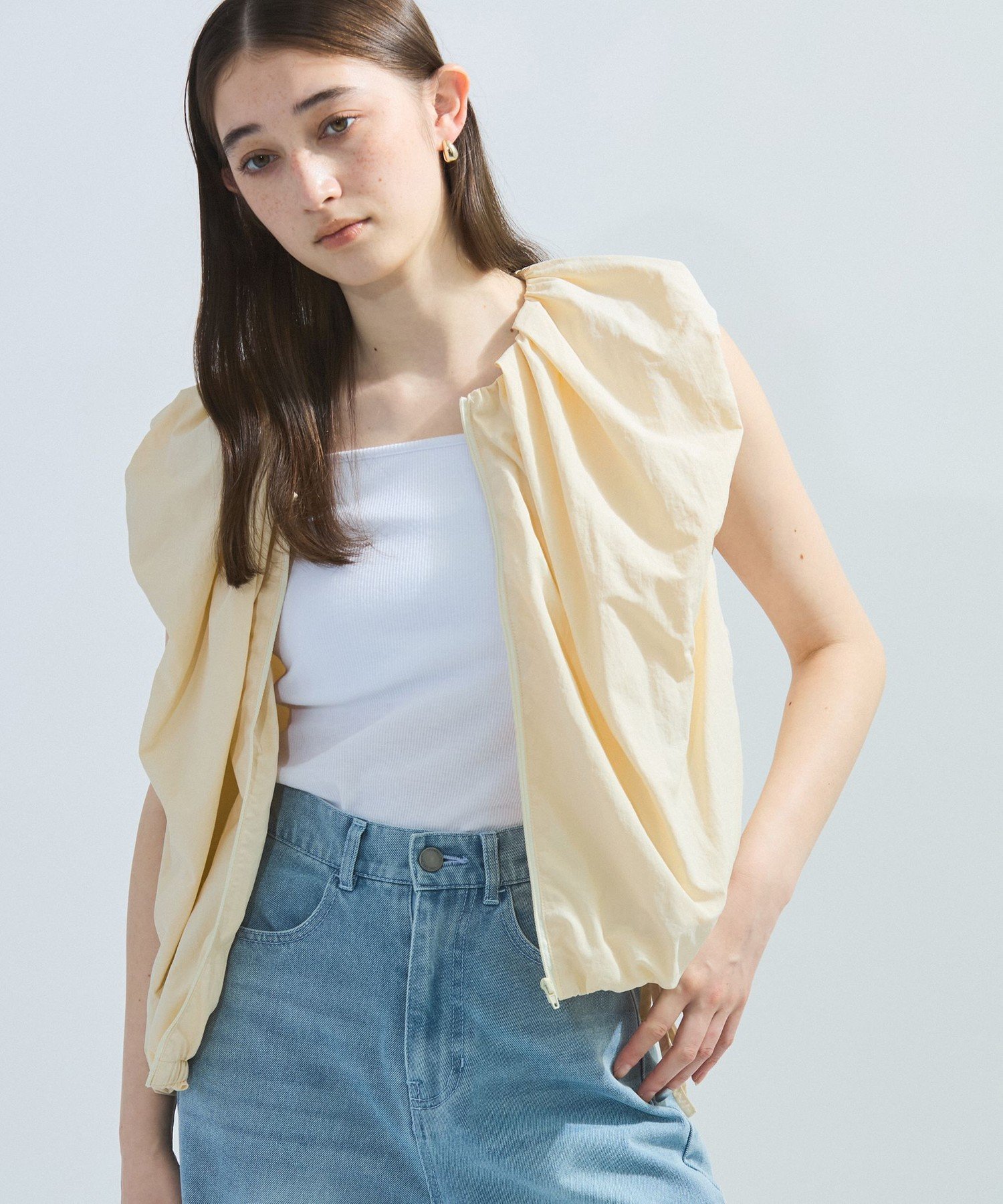 ketty（ケティ）ナイロンギャザートップス≪手洗い可能≫●POINT春夏シーズンのアクセントアイテムとしておすすめのふんわりシルエットのコンパクトベストです。ネック、袖口にギャザーを寄せてふんわりとしたシルエットがモード感をプラスします。...