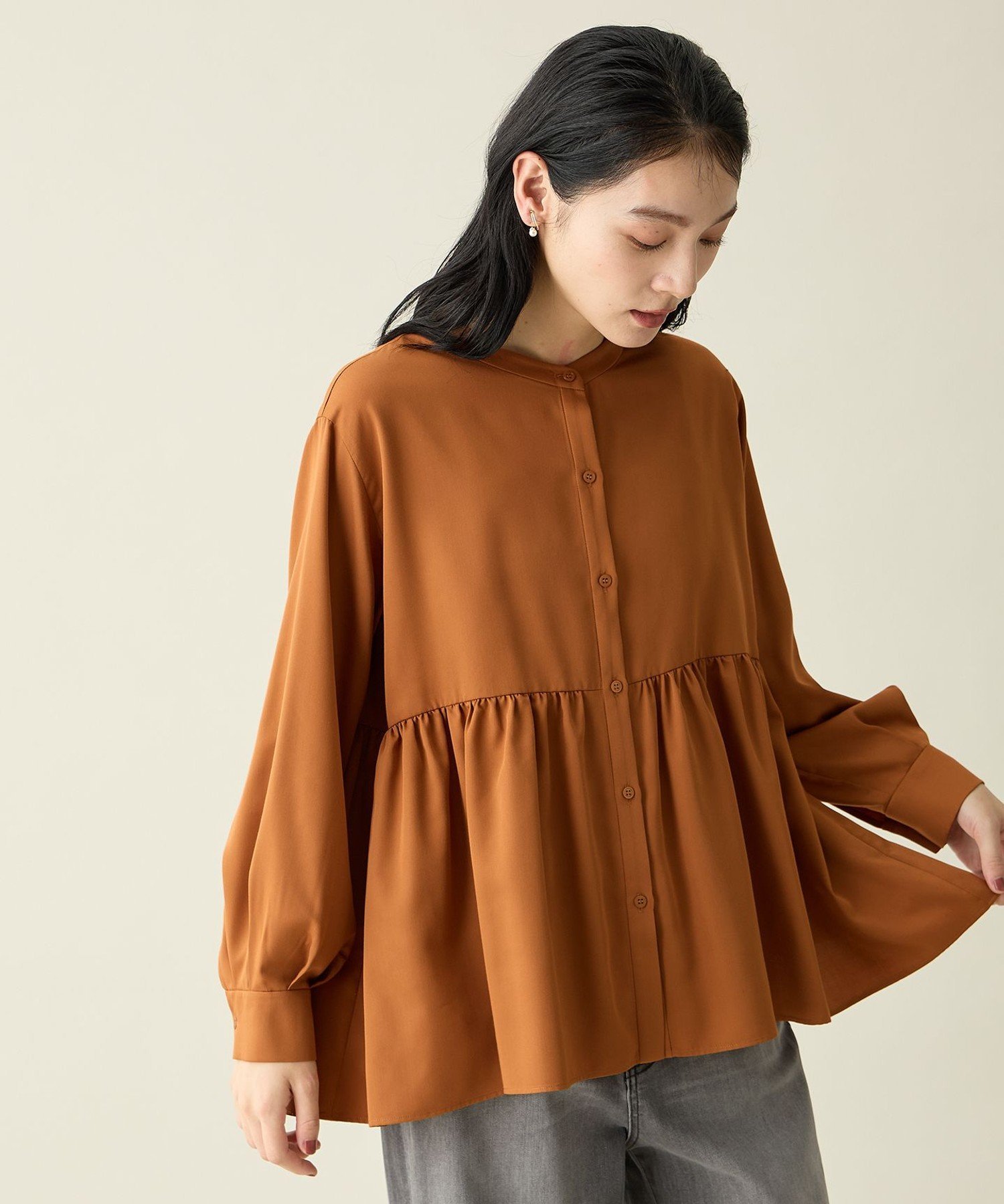 ANY（エニィ）エニィファンクションペプラムブラウス一枚でもレイヤードでも着映えるペプラムブラウスデザイン・ウエストラインの切り替え部分にギャザーが入ったペプラムデザイン・バンドカラーで首元すっきり見え・ペプラムが一枚でもサマになり、華やか...