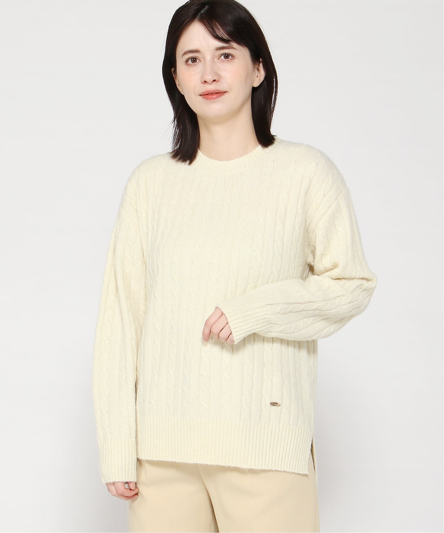 CROCODILE（クロコダイル）(W)ケーブル柄 ニット立体感のあるケーブル編みのデザインで、美しく暖かみのある着こなしを後押ししてくれるロングスリーブニットが登場しました。デニムパンツからタイトスカートまで、幅広いボトムスに合わせやすく...