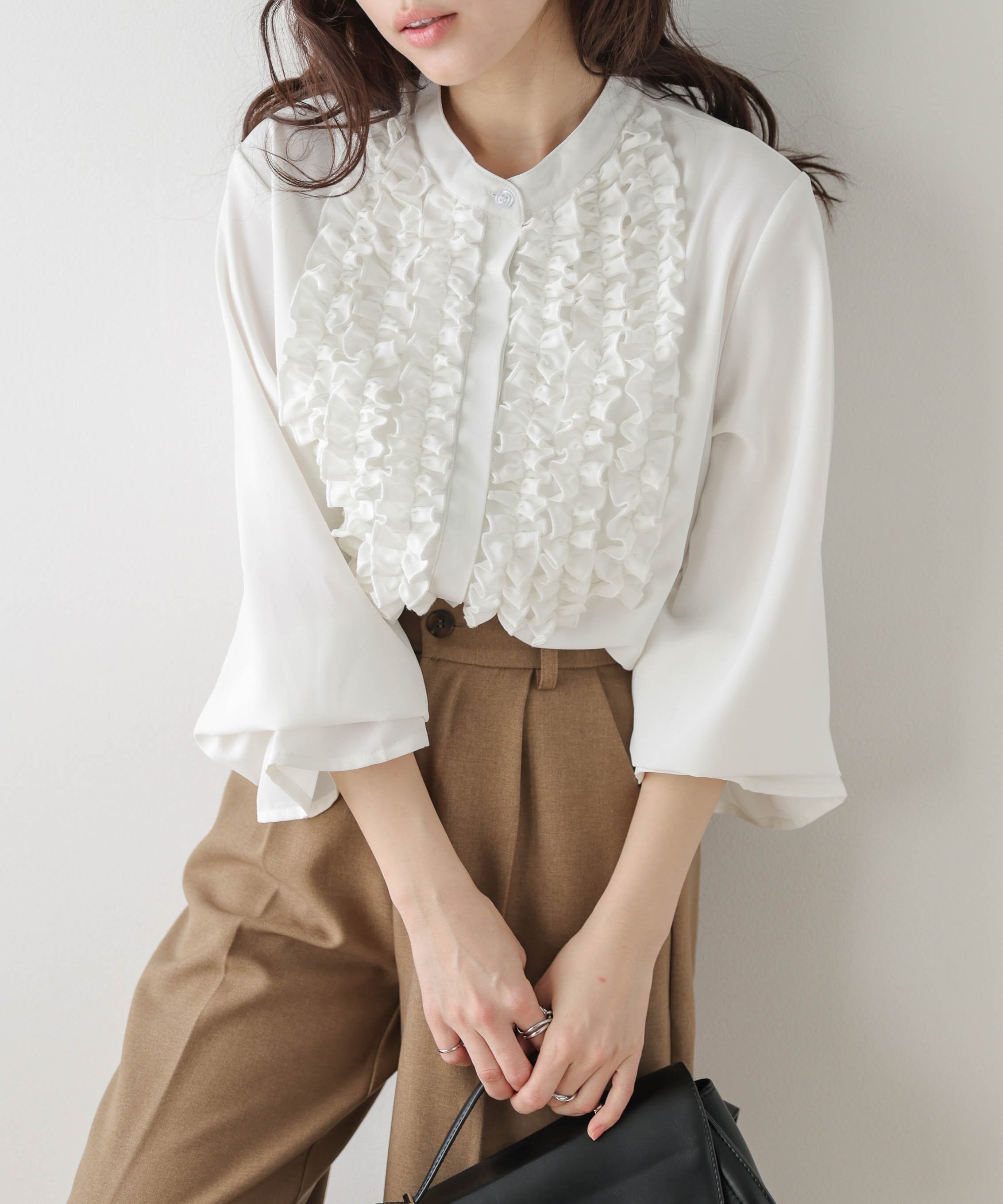 Lajour（ラジュール）胸元フリルブラウス繊細なフロントフリルが目を惹く大人の華やぎブラウス胸元にあしらった繊細なフリルが魅力の、女性らしさ引き立つブラウス。キャンディスリーブデザインで、手元も華やかに演出。キレイめコーデはもちろん、デニ...