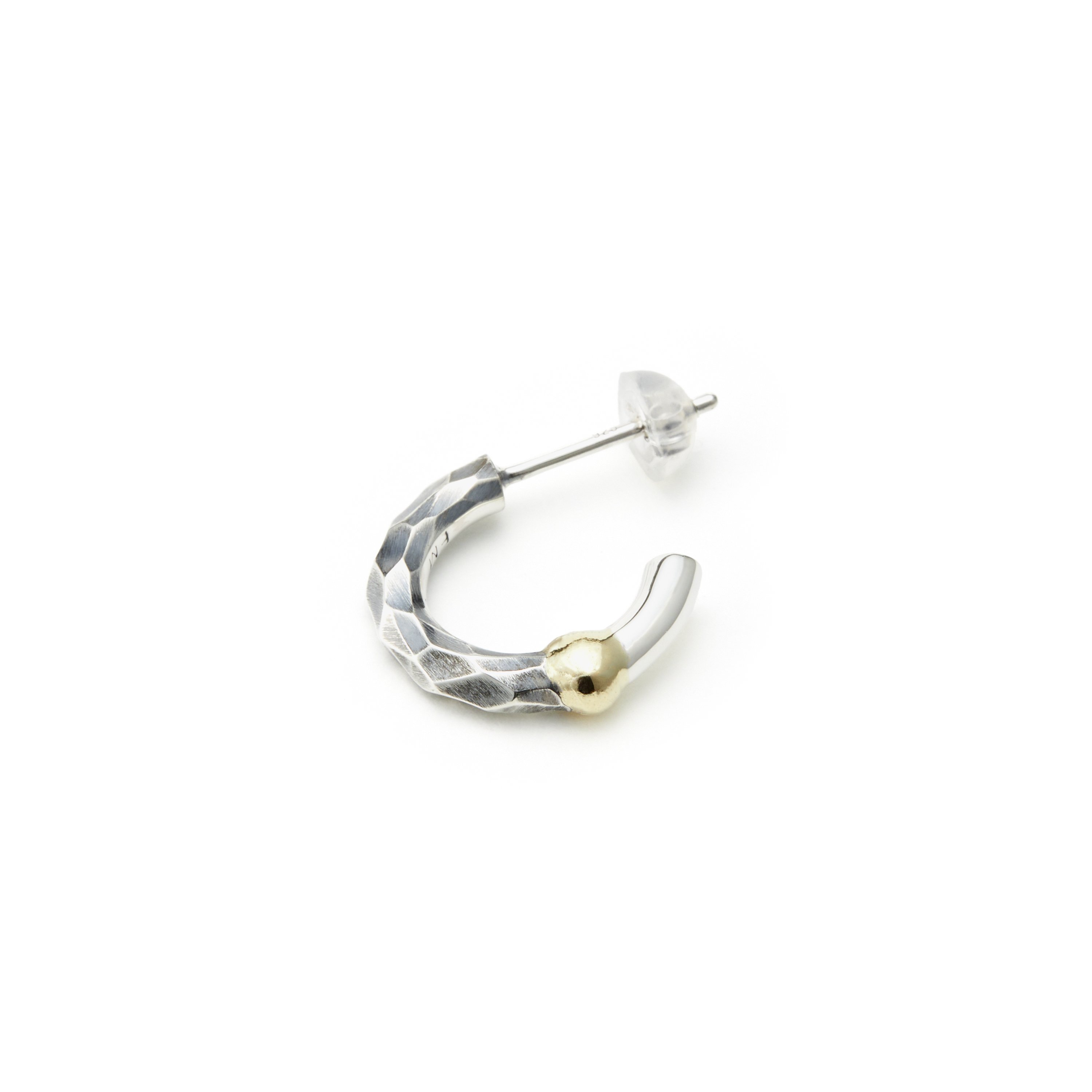 FANTASTIC MAN（ファンタスティック マン）PIERCE 1081ワンポイントにあしらった金ロウをアクセントに異なるテクスチャを組み合わせたキャッチタイプのピアスシルバージュエリーならではの技巧を凝らしたテクスチャにクラフト感のあ...
