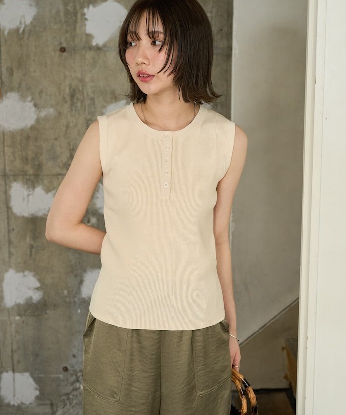 FREAK’S STORE（フリークスストア）限定展開 ＜接触冷感＞クールタッチ ヘンリーネック ノースリーブ ニット トップス2026 Spring &amp; Summer item接触冷感素材で涼しく着られるノースリーブコンパクトなシ...