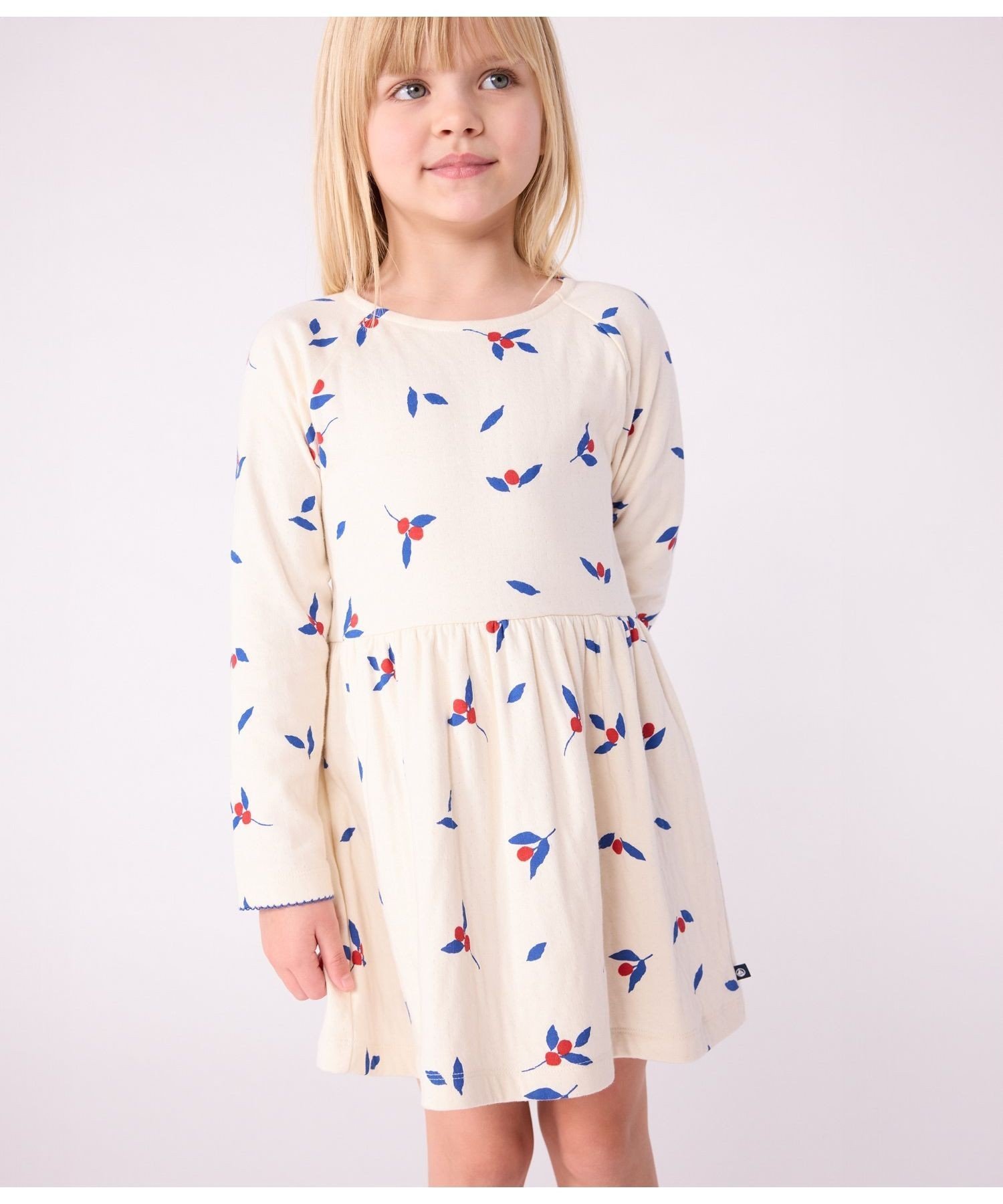 PETIT BATEAU（プチバトー）ワンピーストリコロールの木の実プリントが印象的なワンピースです。シルエットの変化を楽しめるウエストの切り替えとギャザーがデザインのポイント。デイリーからおしゃれをしてのお出かけまで、幅広く対応する注目の...