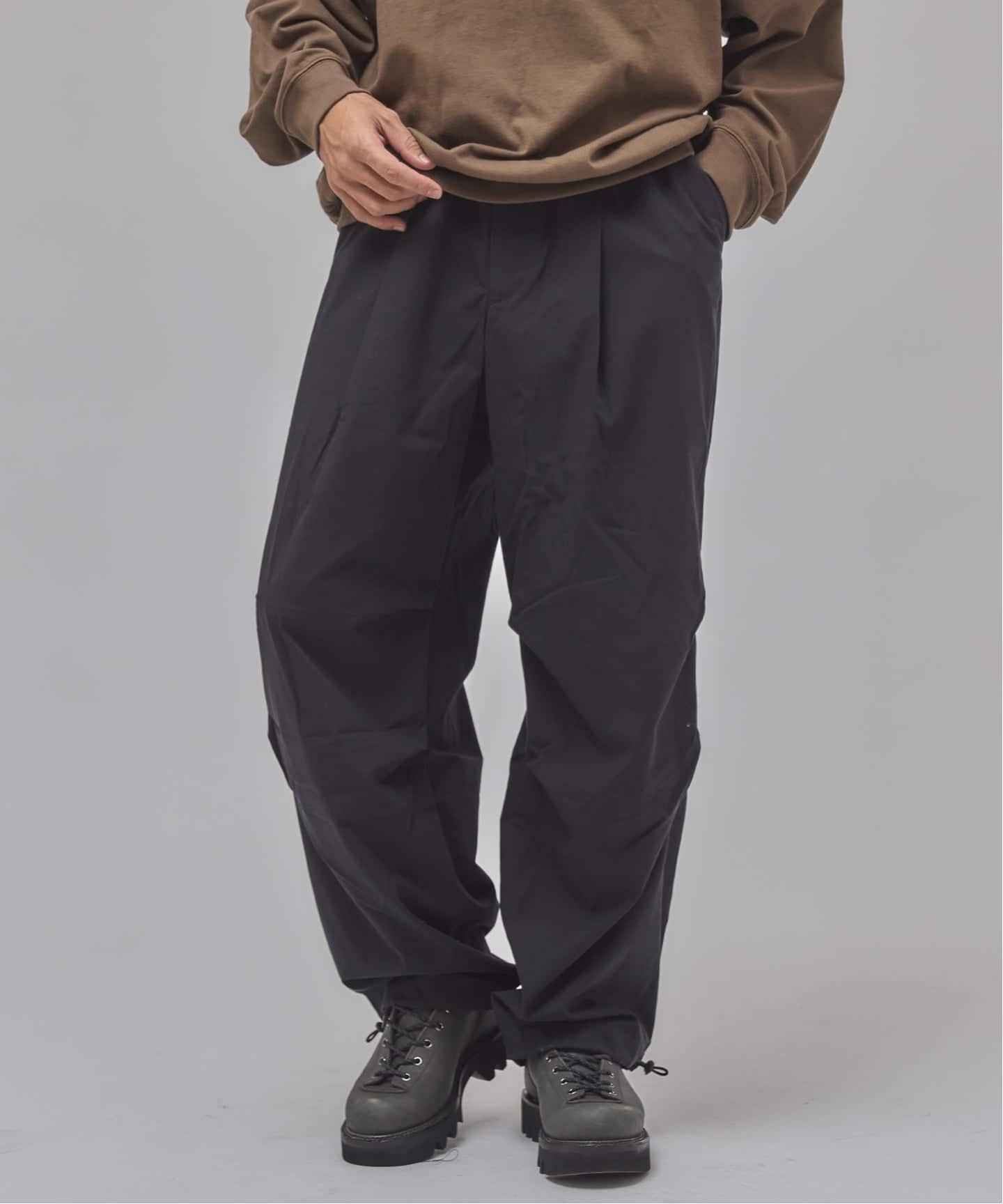 EDIFICE（エディフィス）CONFFECT EDIFICE" CUPRO ウェザー イージー BDU パンツ《ミリタリー由来のディテールを備えた、上品素材の軽やかイージーパンツ》・BDUパンツをベースにしたイージーパンツで、ミリタリー由...