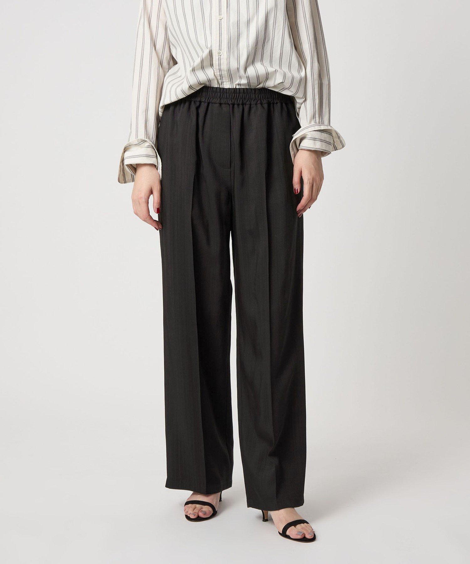 UNITED ARROWS LTD. OUTLET（ユナイテッドアローズ アウトレット）＜conte＞ツイル イージー ワイドパンツ表情のある素材感が抜け感漂うイージーワイドパンツ。　■デザインウエストゴムのセミワイドイージーパンツはセンタ...