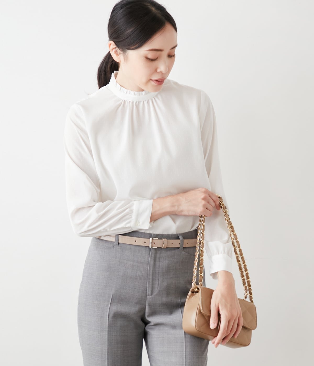 NEWYORKER L-SIZE（ニューヨーカー エルサイズ）【L】ミニドットデシン フリルスタンドギャザーブラウスさりげないドットの織り柄と、スタンドフリルがエレガントなプルオーバーブラウス。素材感を活かしたフェミニンなデザイン性で、単品...