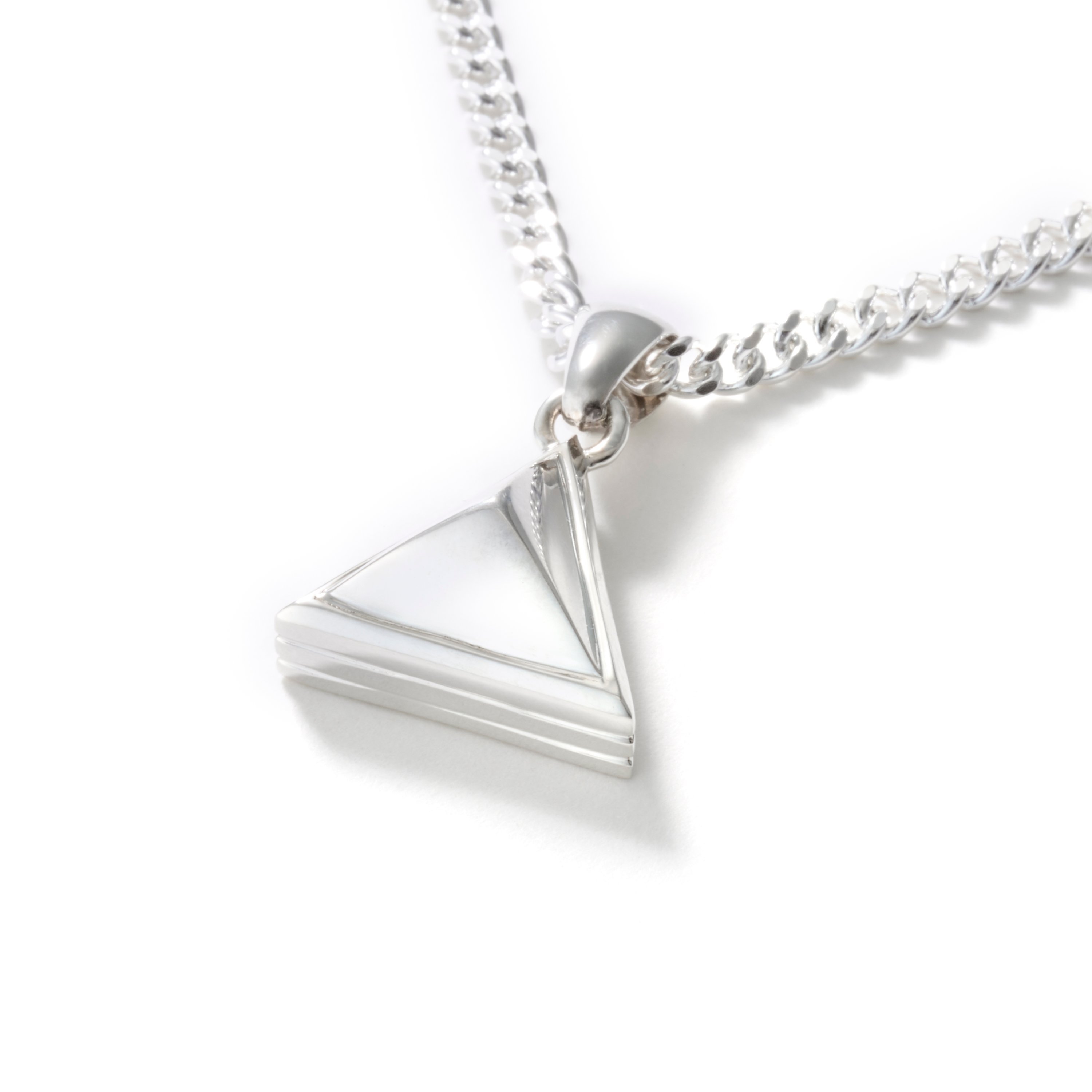 FANTASTIC MAN（ファンタスティック マン）NECKLACE TOP 953トライアングル造形をスタッズ形状に立体的なデザインとしたネックレストップ別売りのネックレスチェーンと組み合わせていただけますアイテム素材Silver925...
