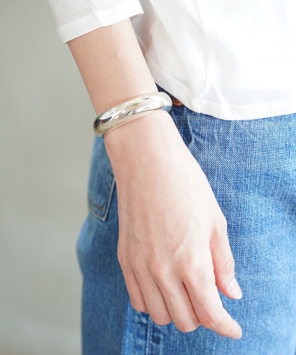 BLEU COMME BLEU（ブルーコムブルー）ナッシングアンドアザーズ Simple Bangle“NothingAndOthers”(ナッシングアンドアザーズ)。「keepandplus」をコンセプトに、今あるものを大切に、そして無理...